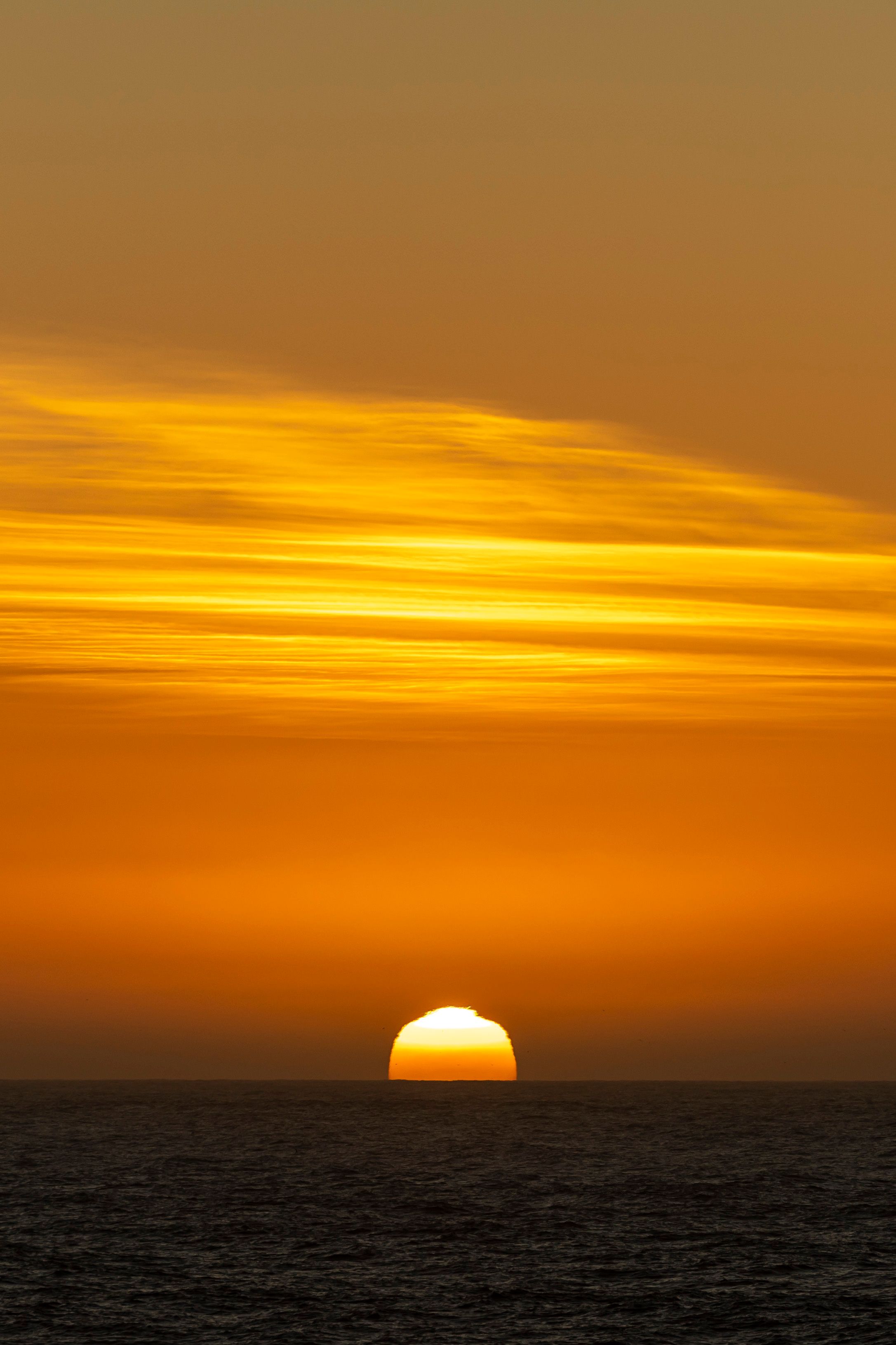 Stunning Sunset Over the Ocean Horizon · Free Stock Photo