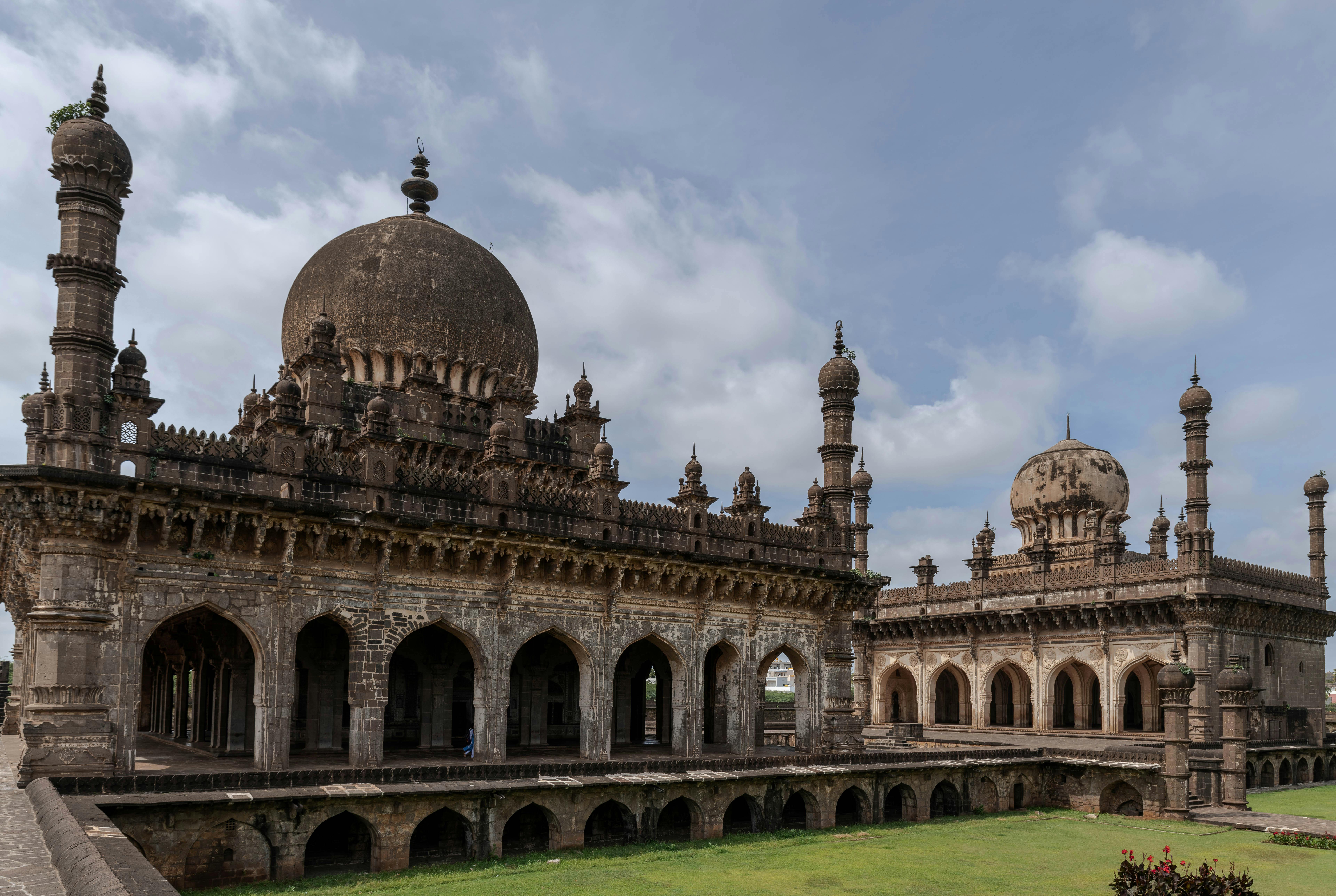 Magnificent Ibrahim Rauza mausoleum of Bijapur · Free Stock Photo