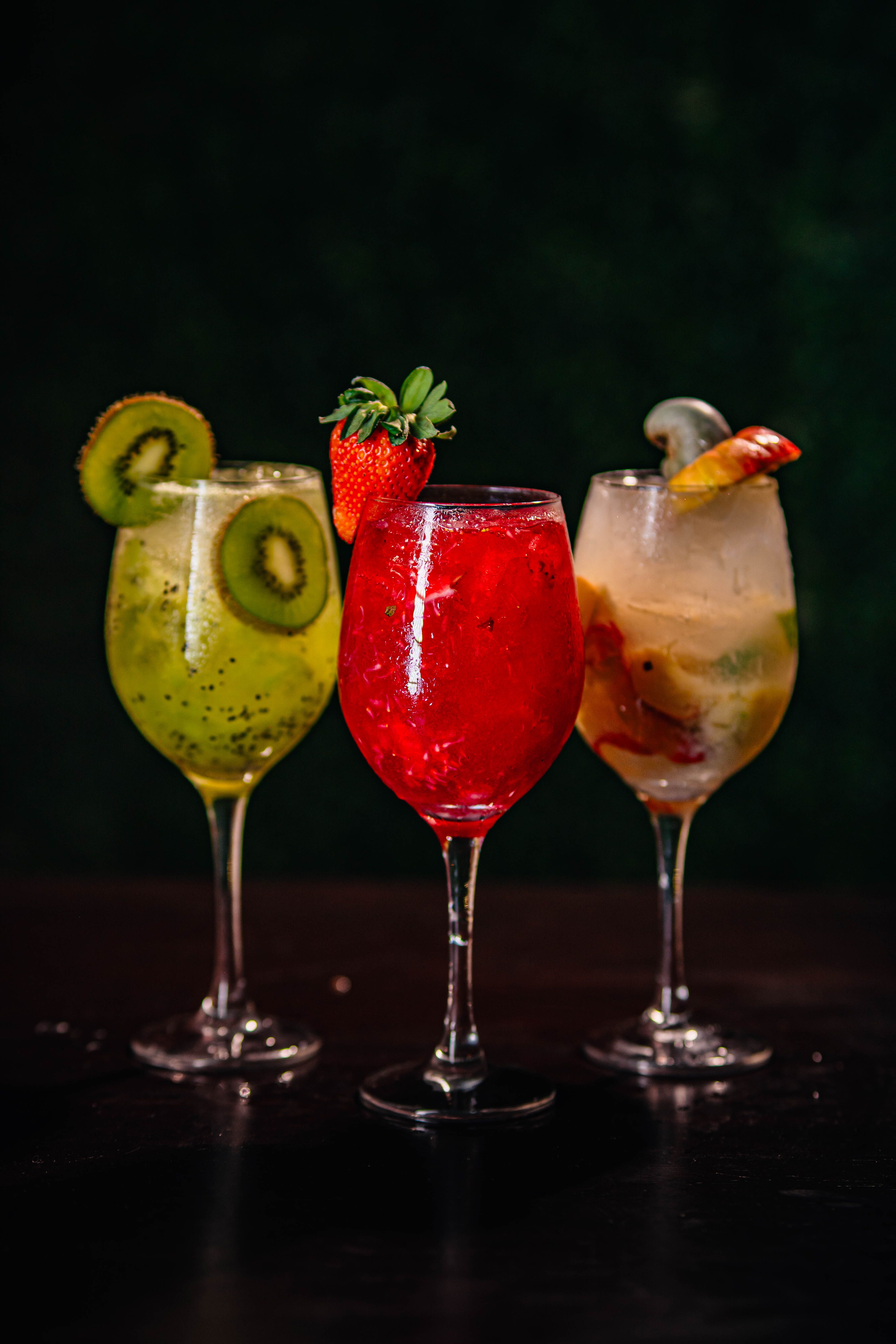 Cócteles De Frutas De Colores En Copas Elegantes · Foto de stock gratuita