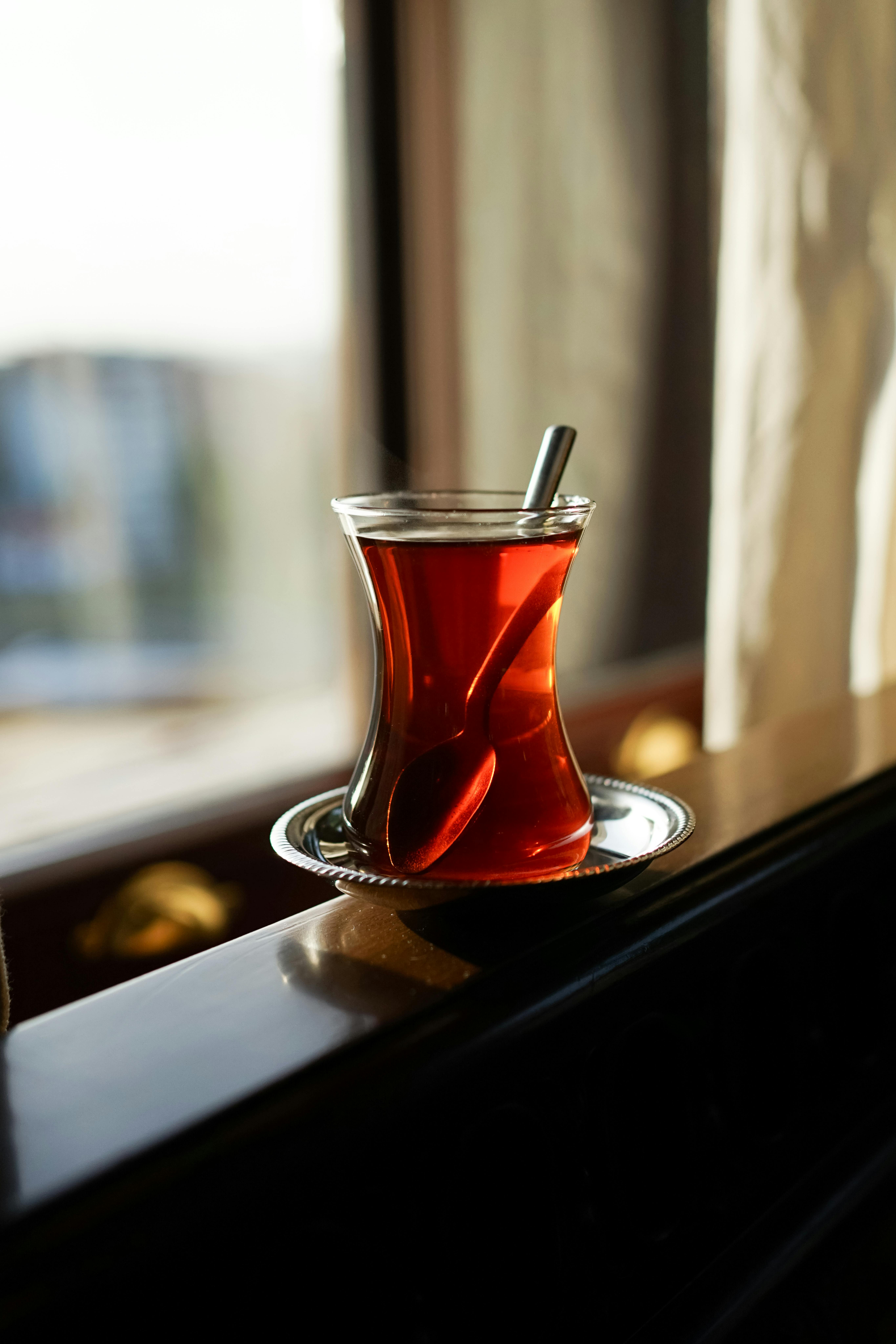 Chá Turco Em Vidro Tradicional Perto Da Janela · Foto profissional gratuita