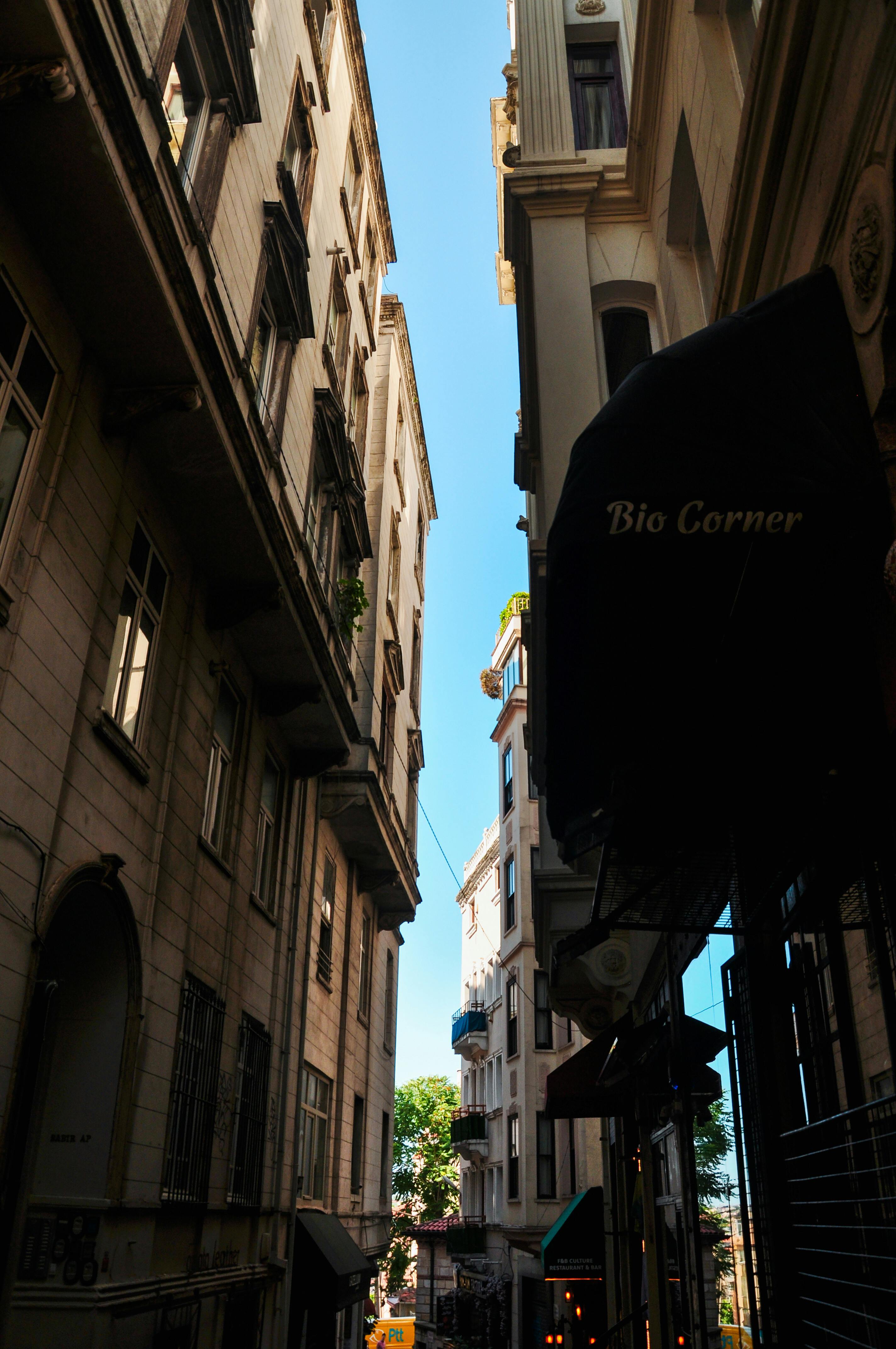 Narrow European Alley with Historic Buildings · Free Stock Photo