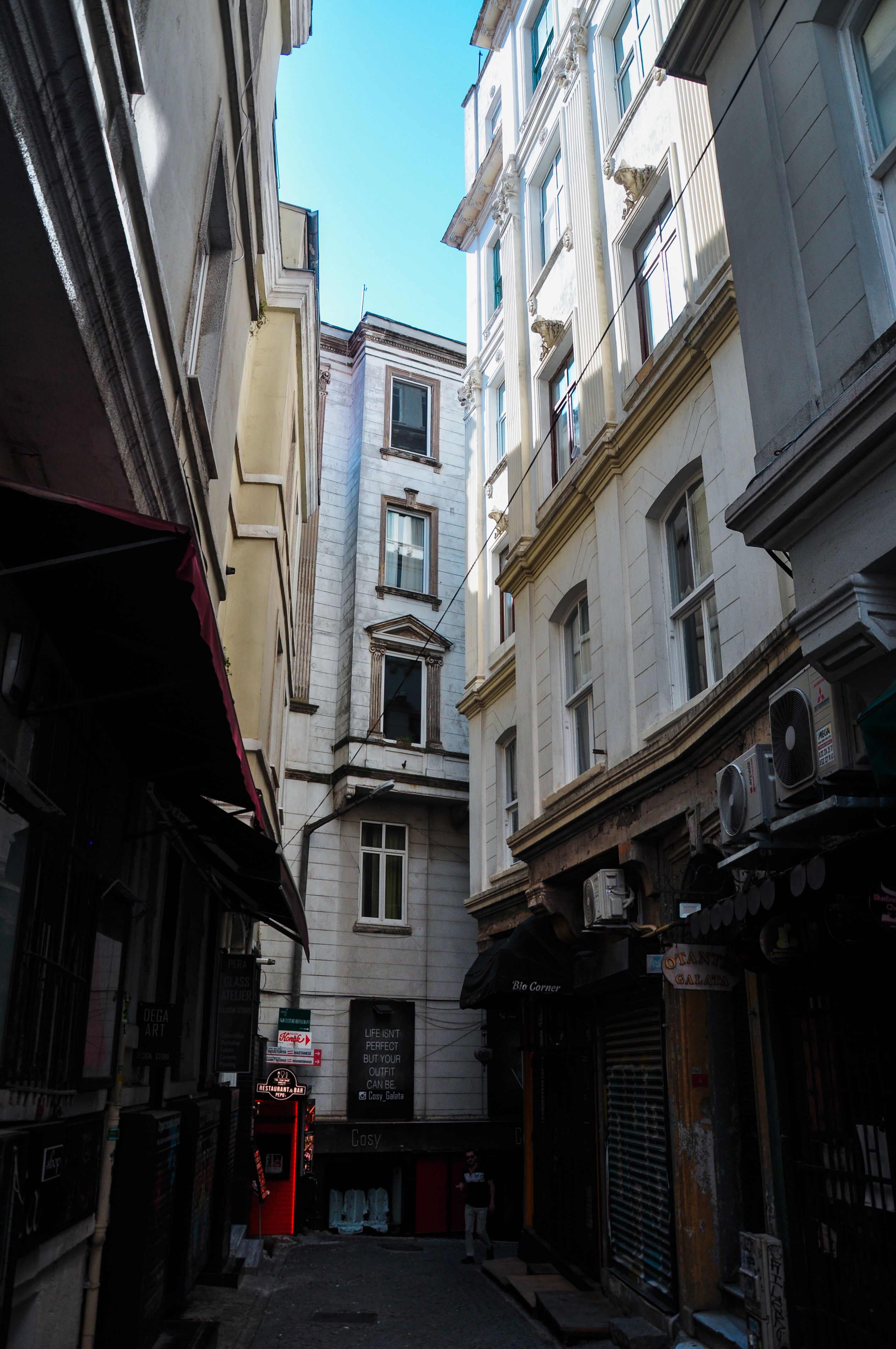 Narrow Alleyway in Historic Urban Setting · Free Stock Photo