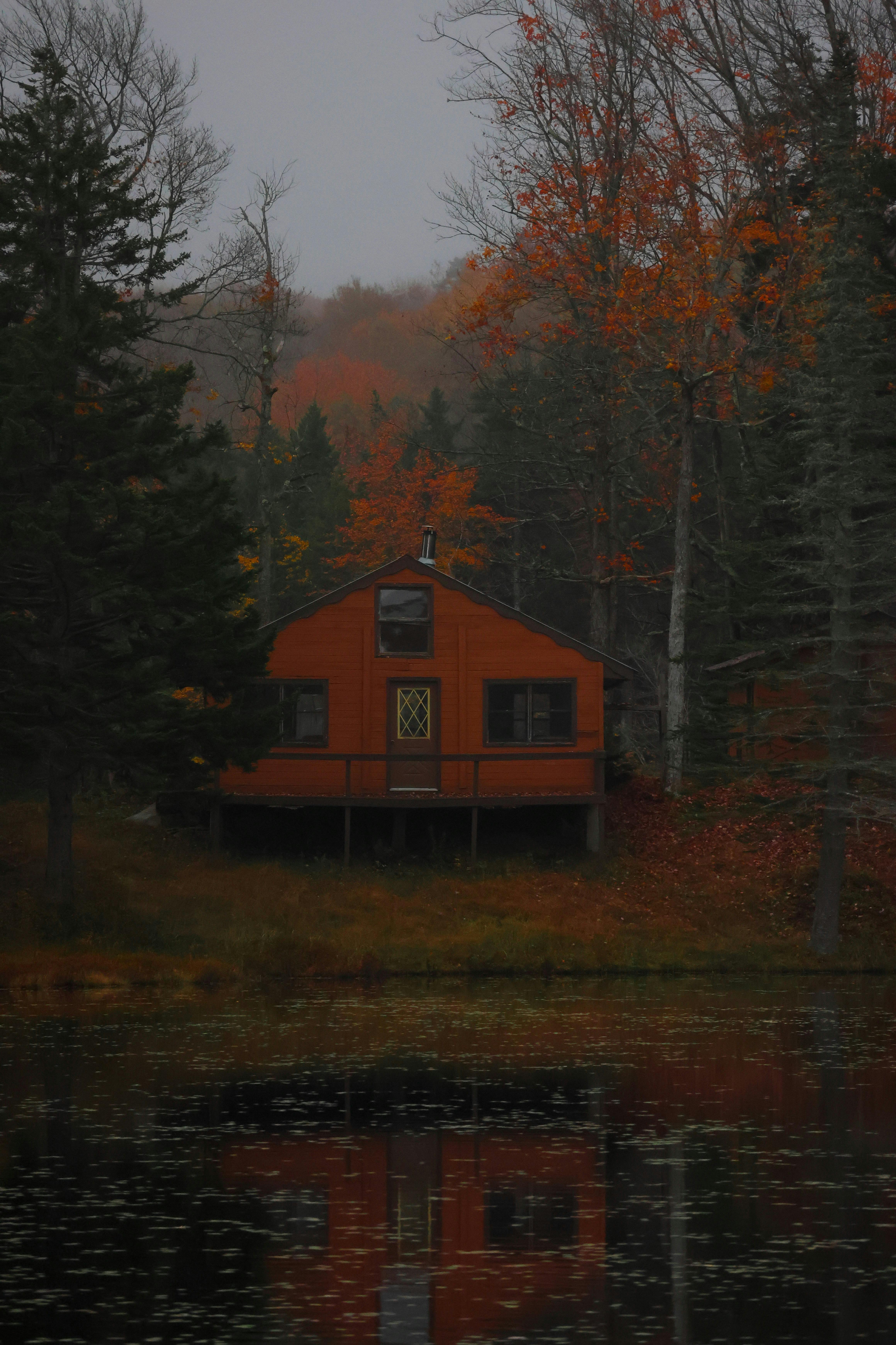 Serene Autumn Cabin by the Lakeside in Fall · Free Stock Photo