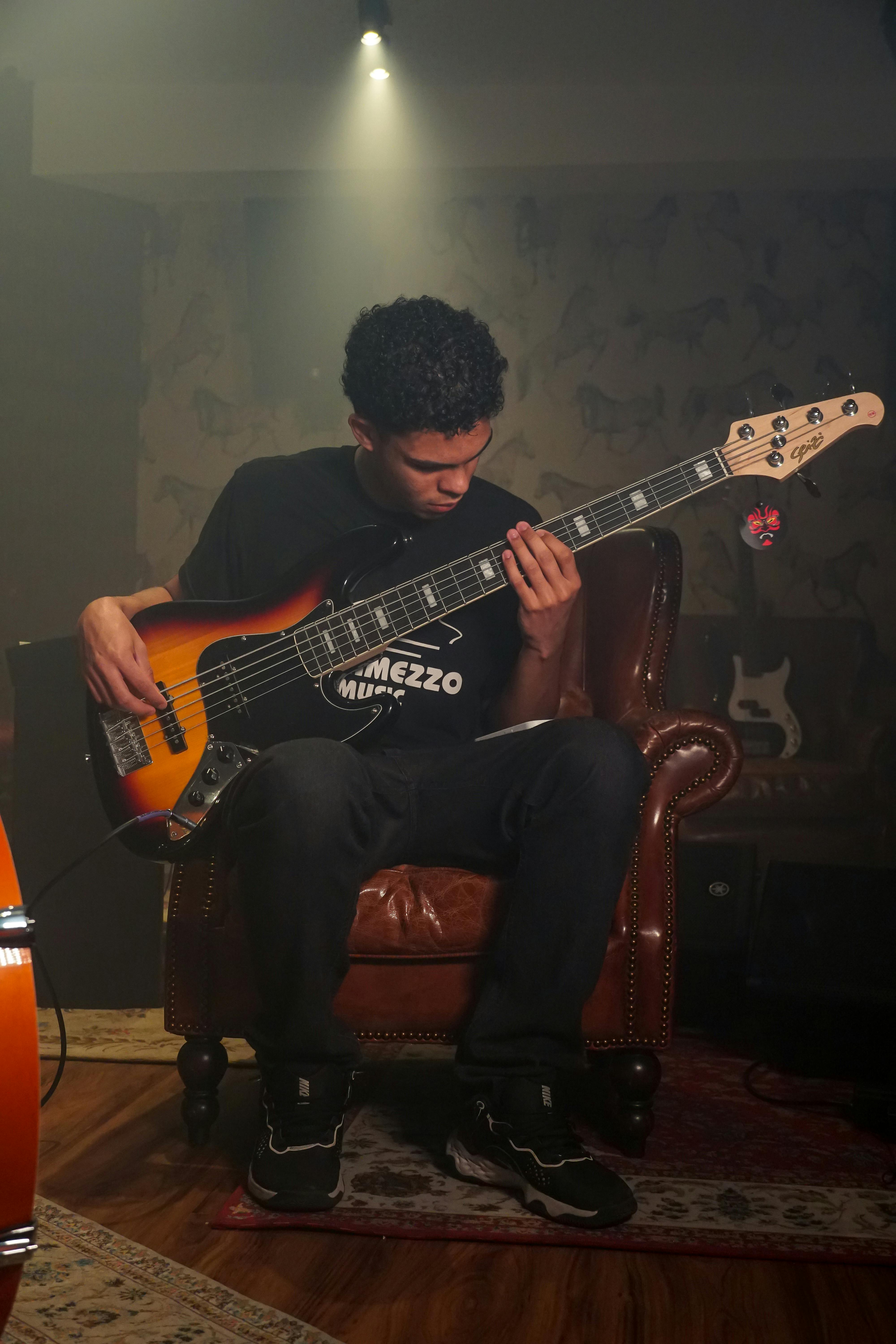 Joven Músico Tocando El Bajo Eléctrico En El Interior · Foto de stock ...