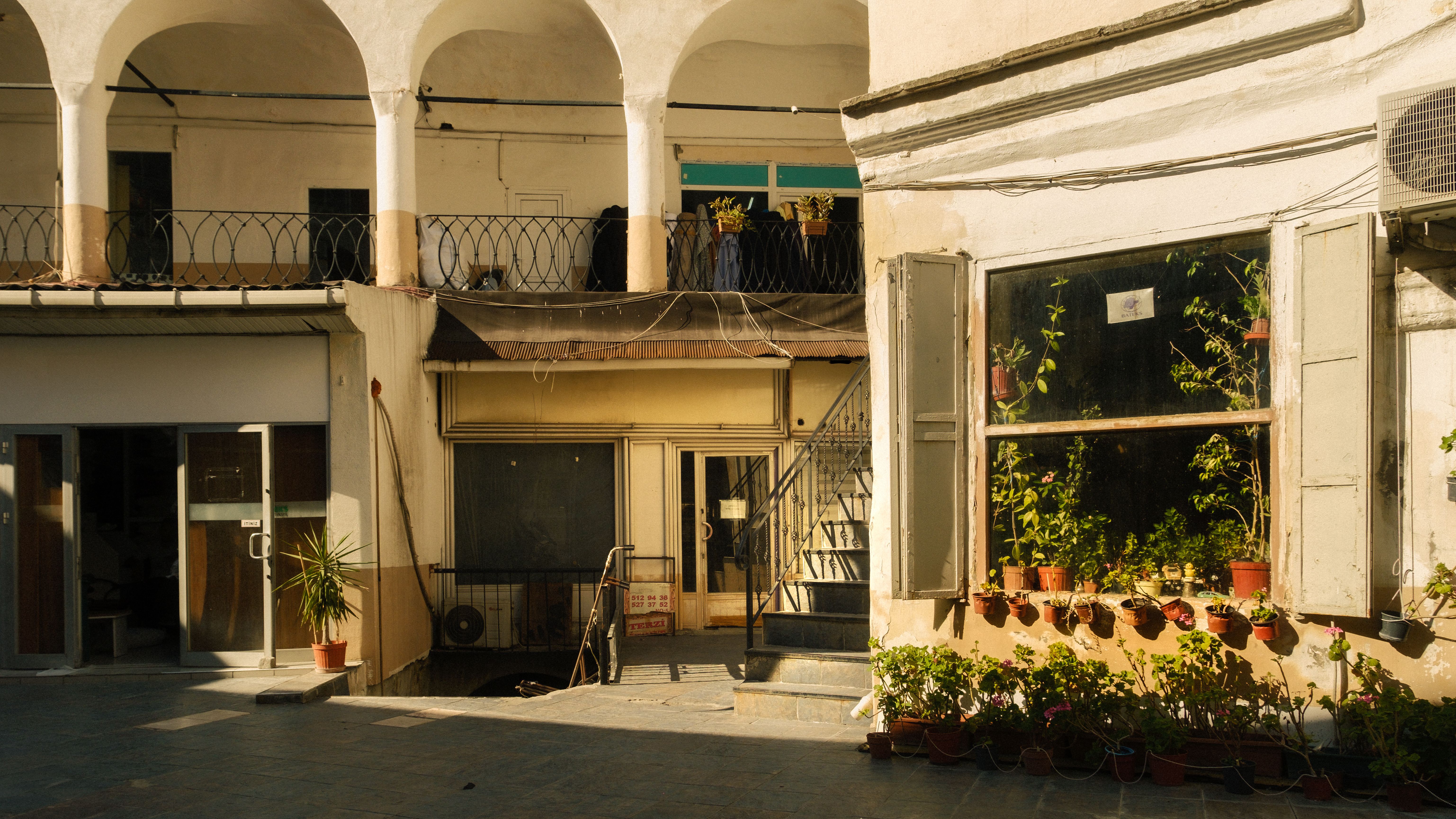 Patio Iluminado Por El Sol En La Arquitectura Histórica De Estambul ...