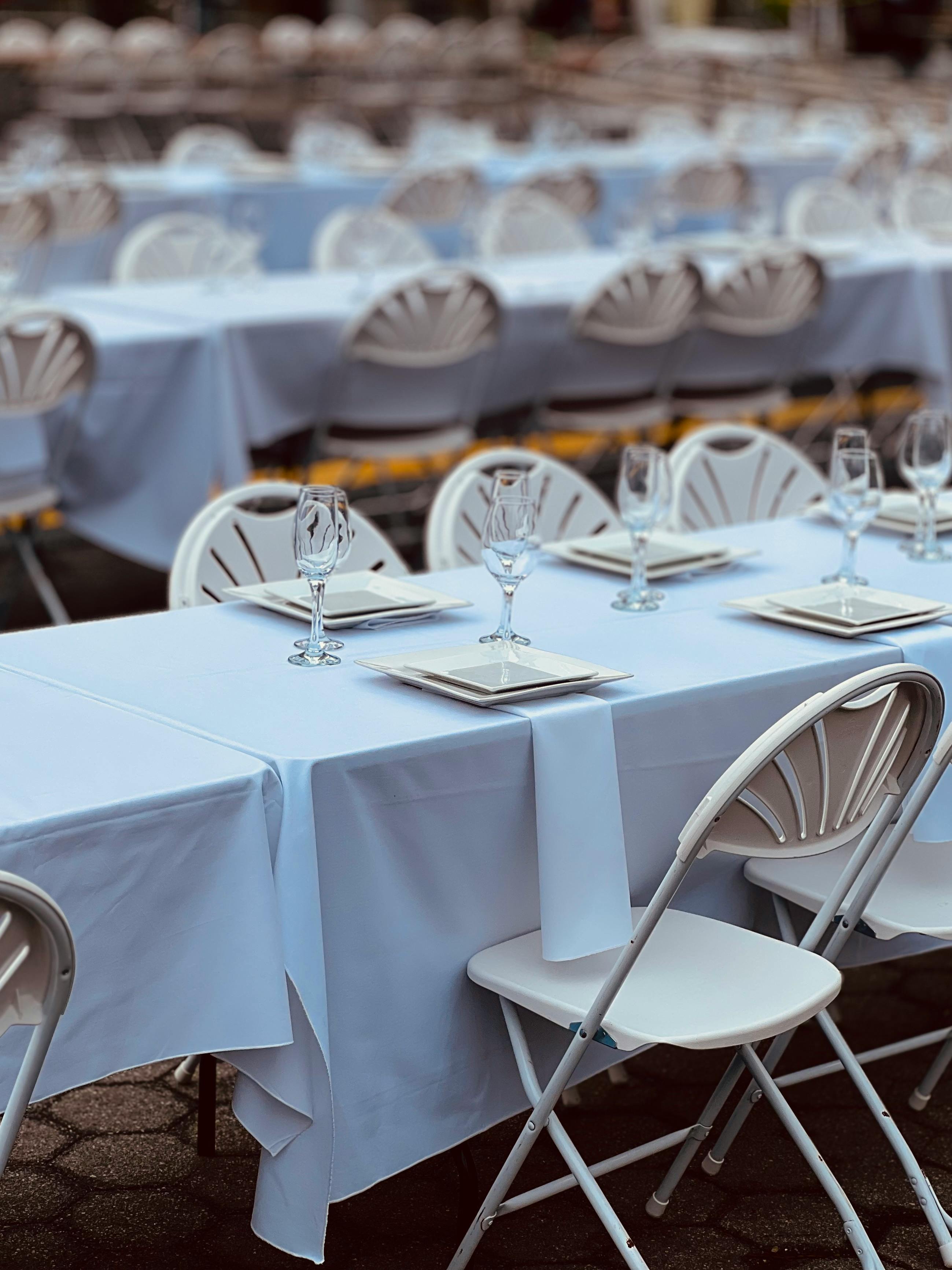 Elegant Outdoor Event Table Setup with White Linens · Free Stock Photo