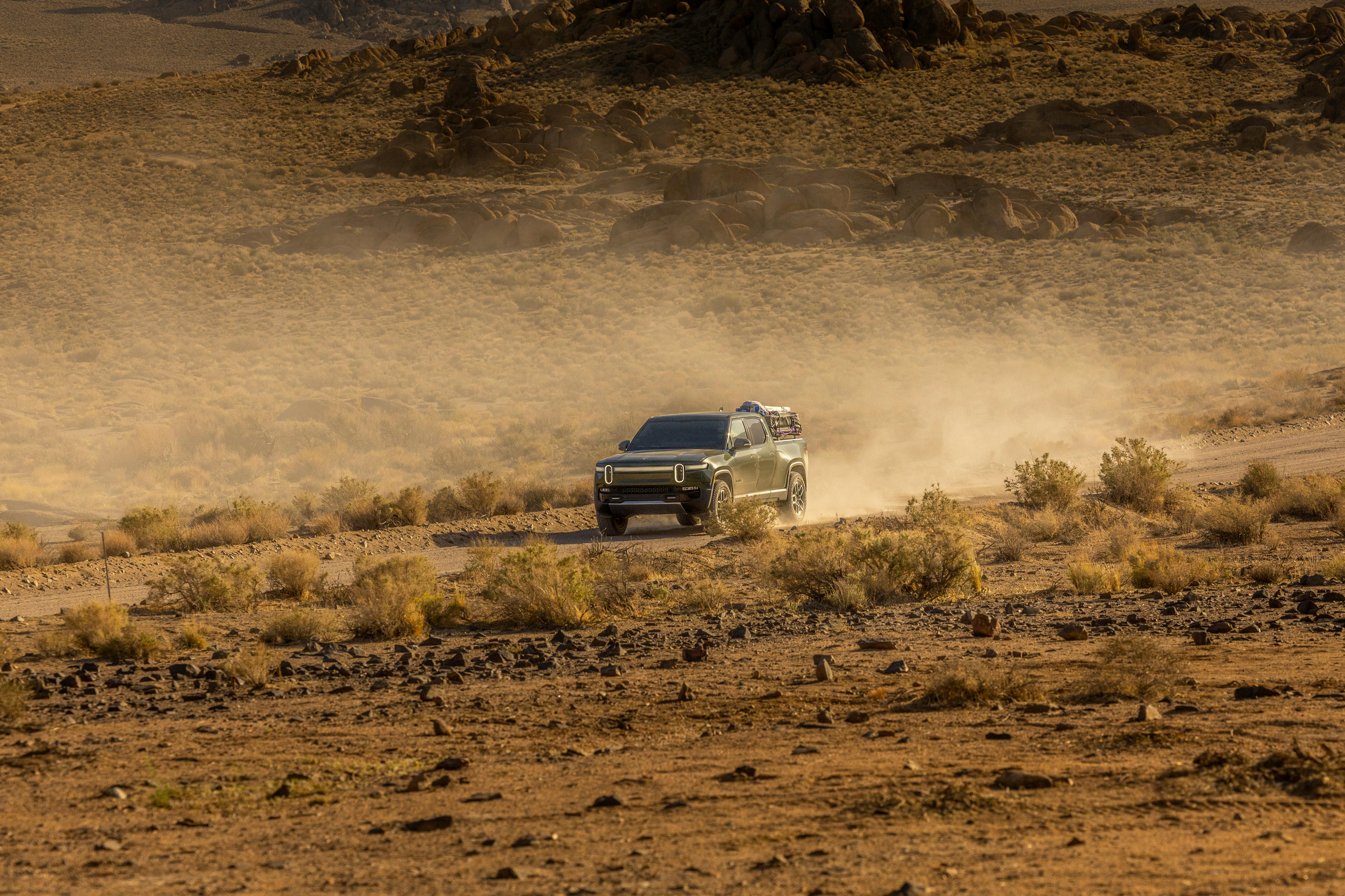 SUV off-roading adventure in the desert landscape · Free Stock Photo