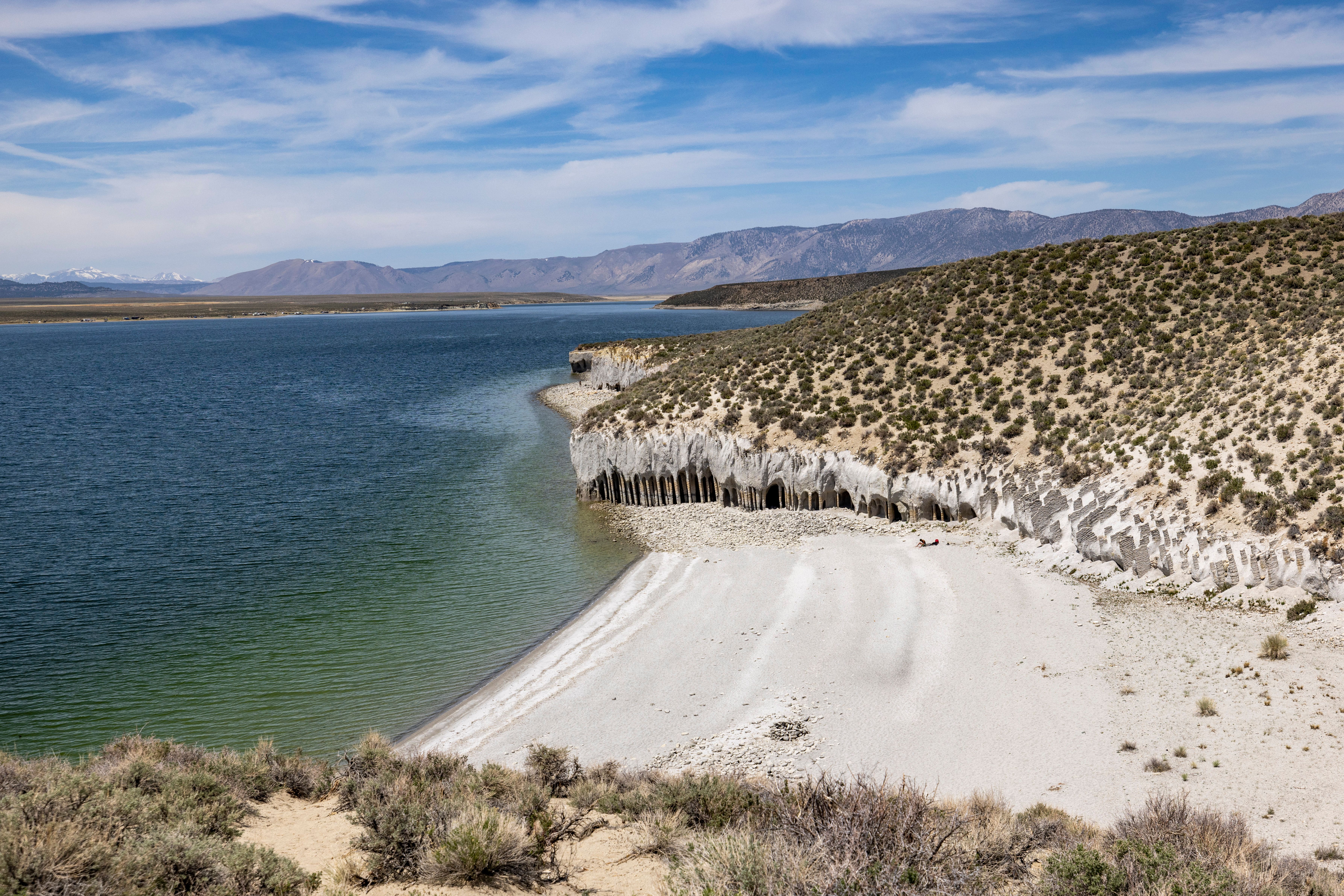Scenic View of Mono Lake and Surrounding Landscape · Free Stock Photo