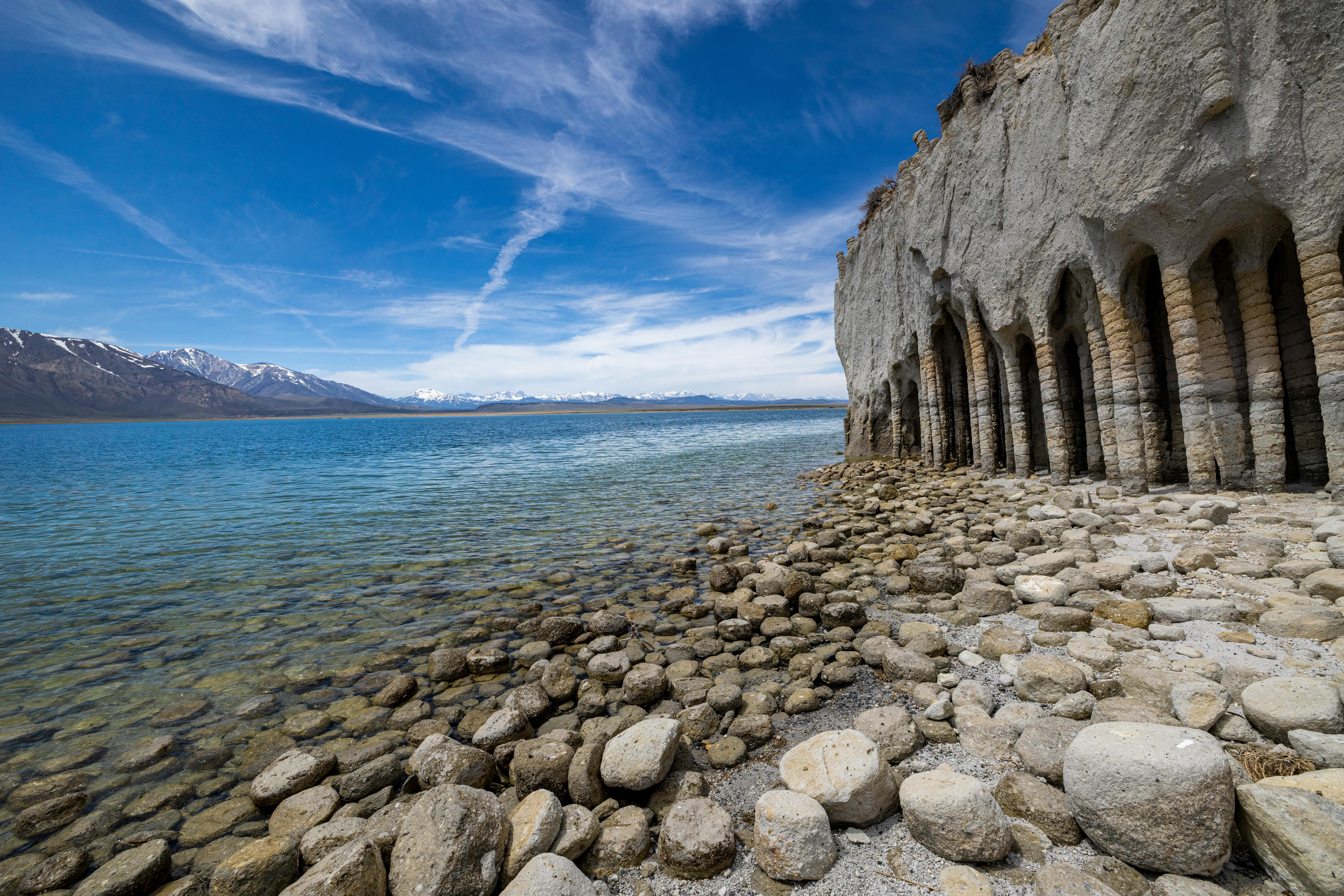 Dramatic Lake Shoreline with Rock Formations · Free Stock Photo