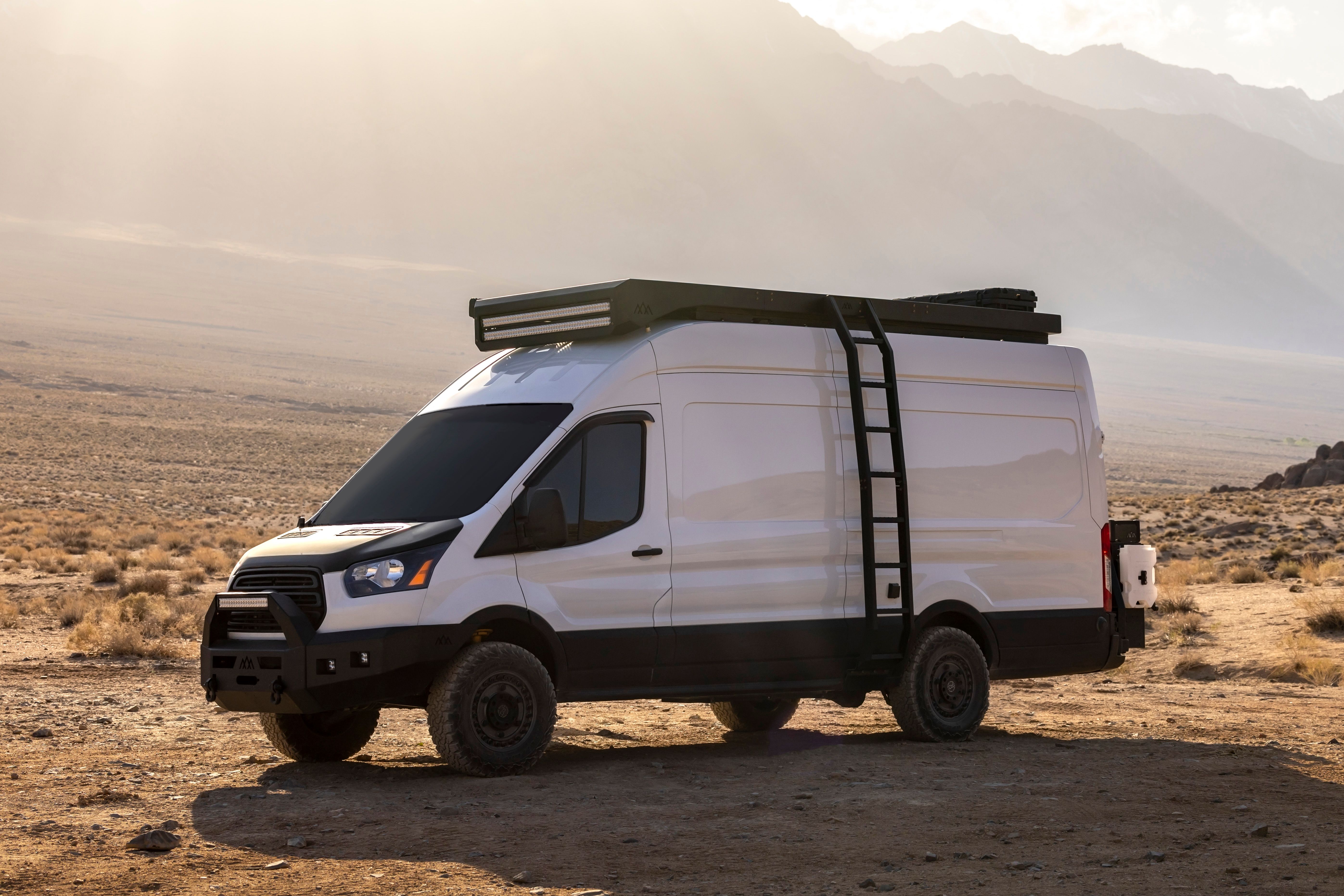 Off-road camper van in desert landscape · Free Stock Photo