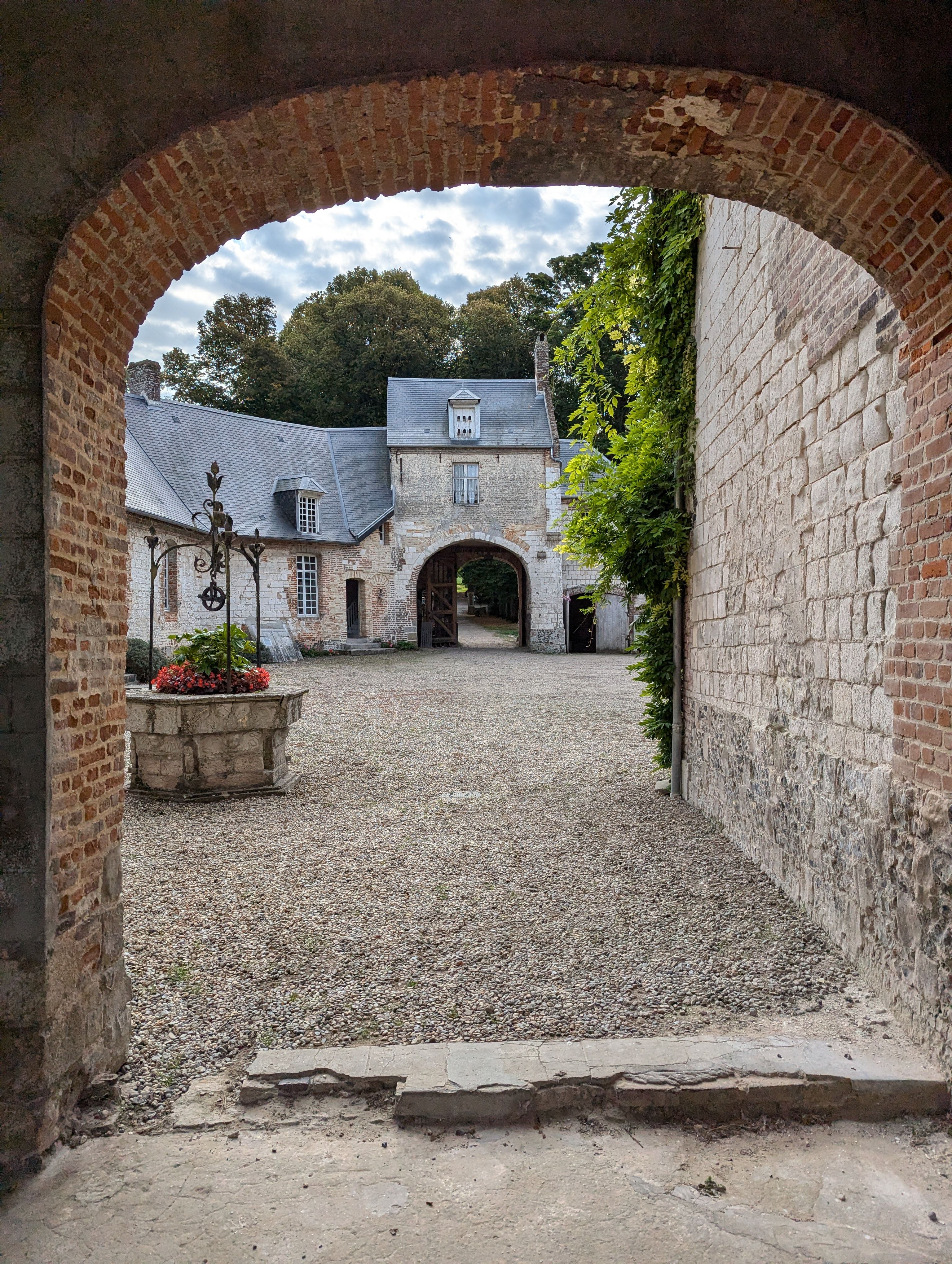 Historic Stone Courtyard with Archway View · Free Stock Photo