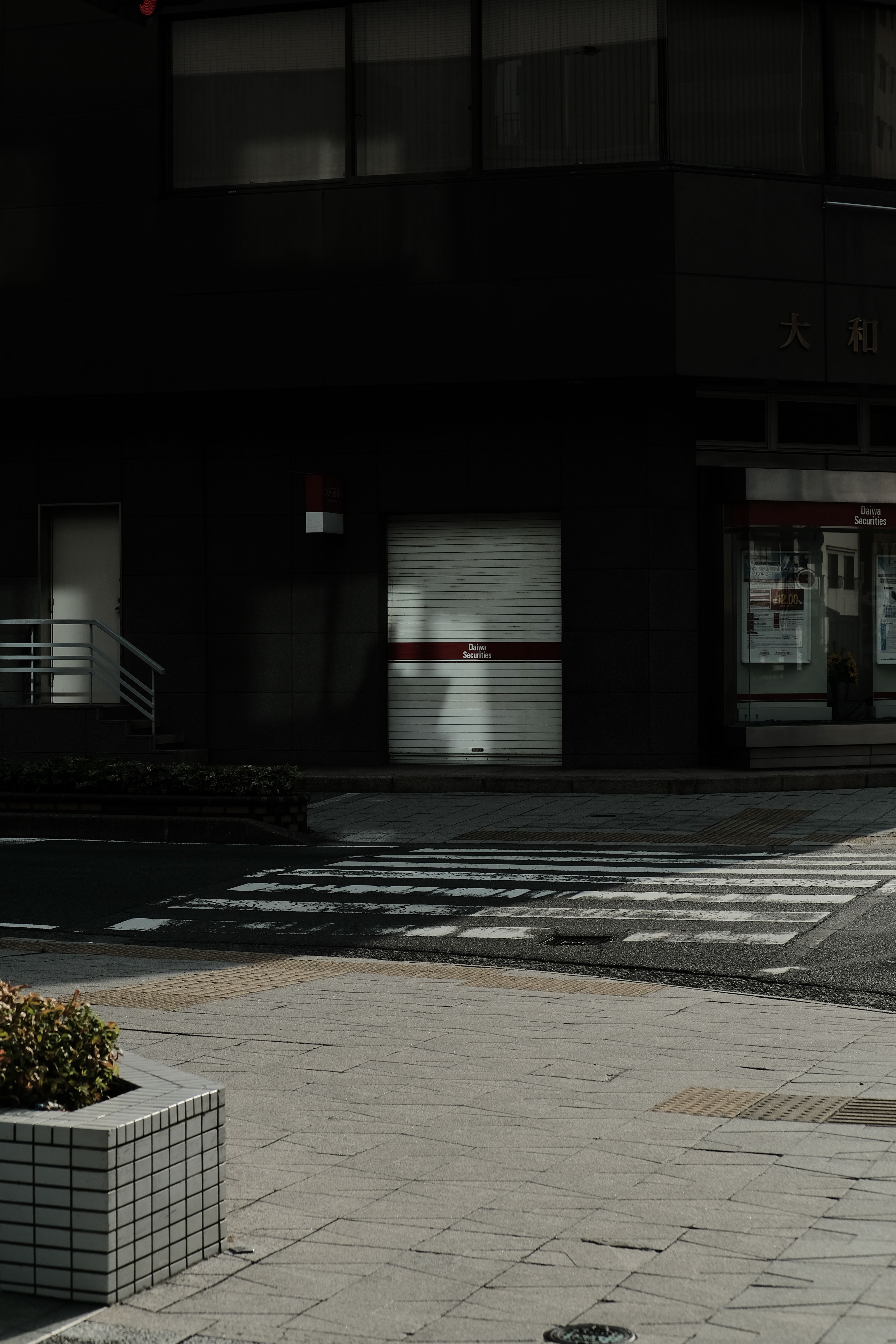 Urban Street Scene with Shadow and Architecture · Free Stock Photo