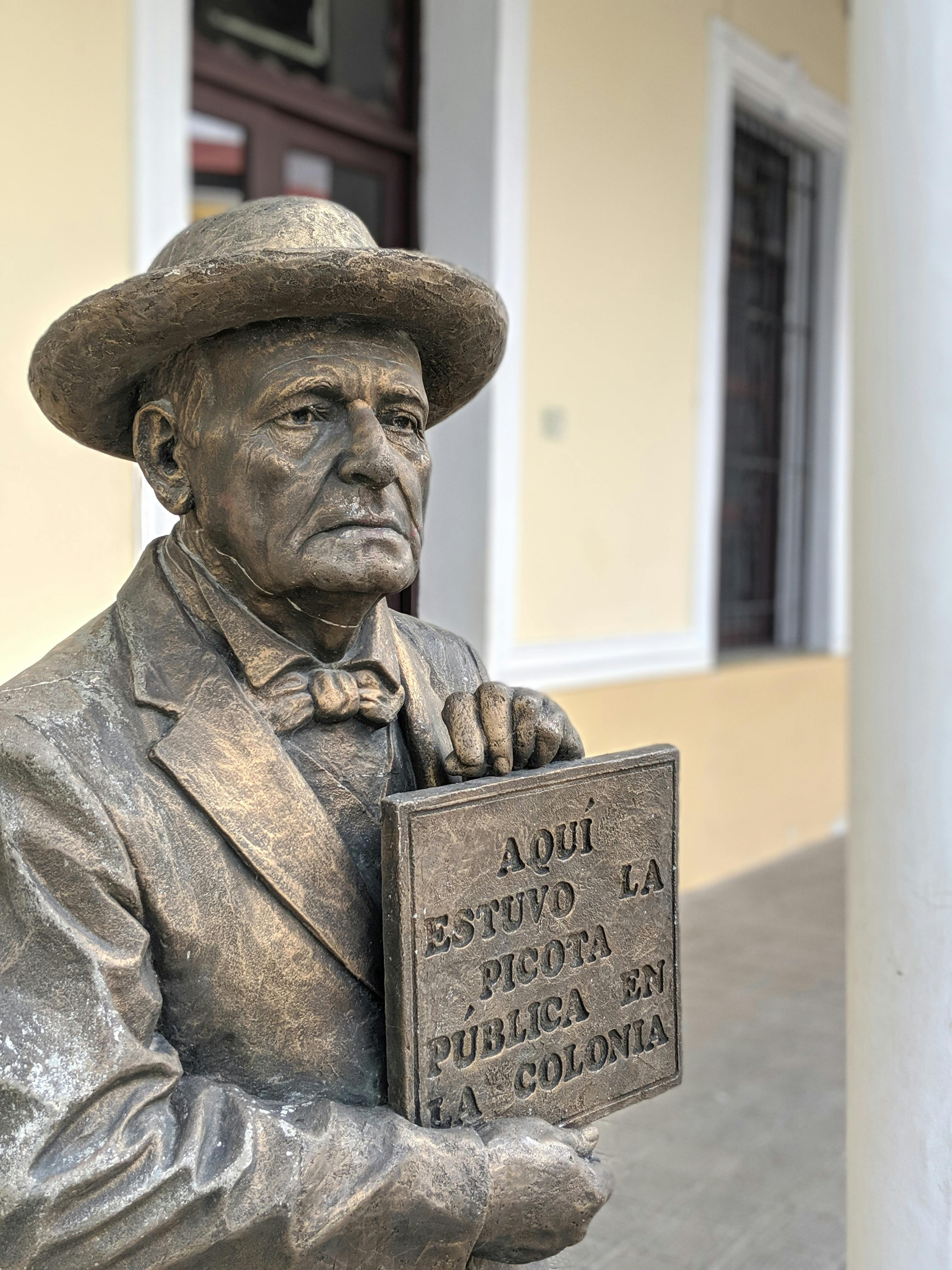 Statue in Historic Cuban Colonial Architecture · Free Stock Photo