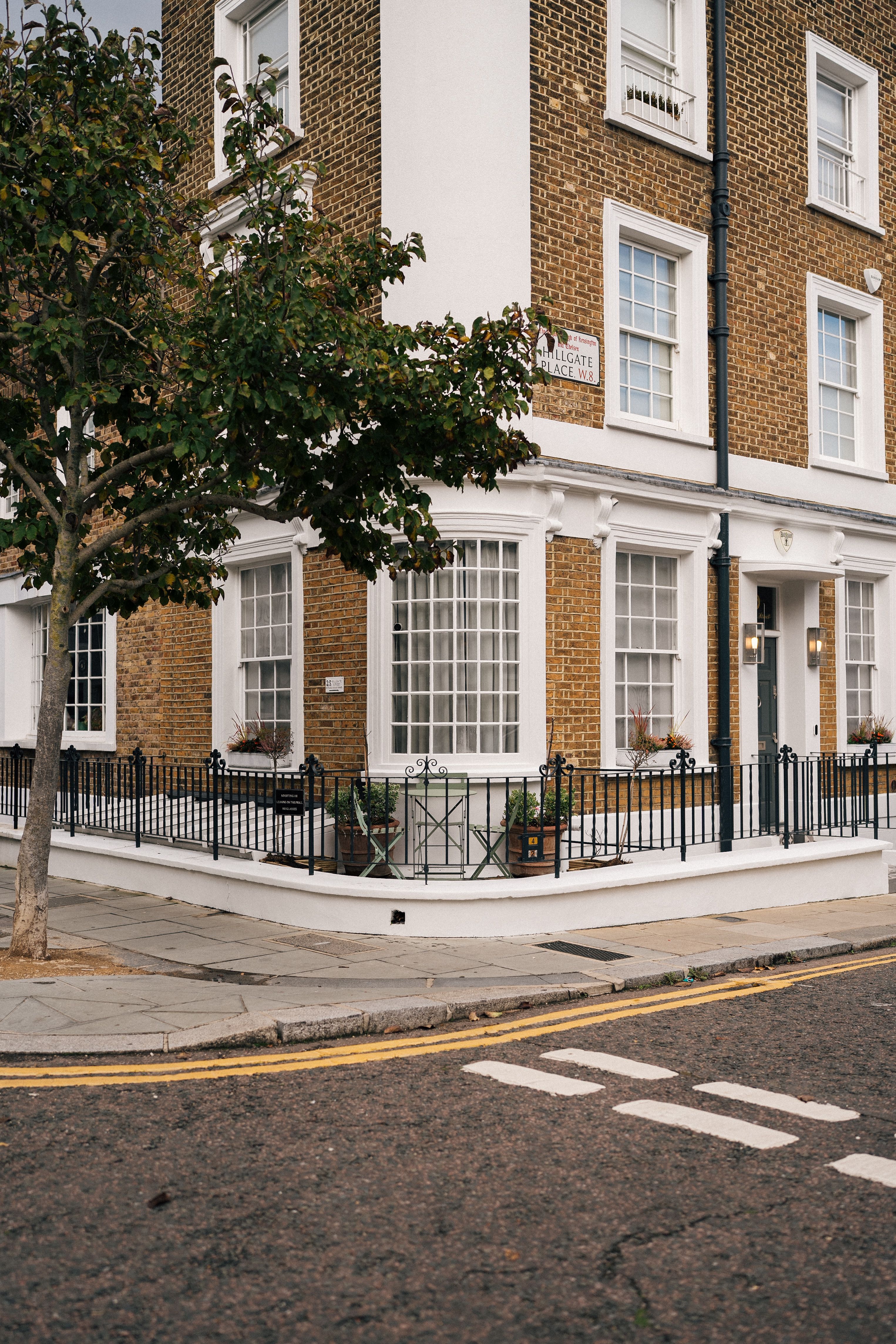 Charming Corner Brick Building in Urban Setting · Free Stock Photo
