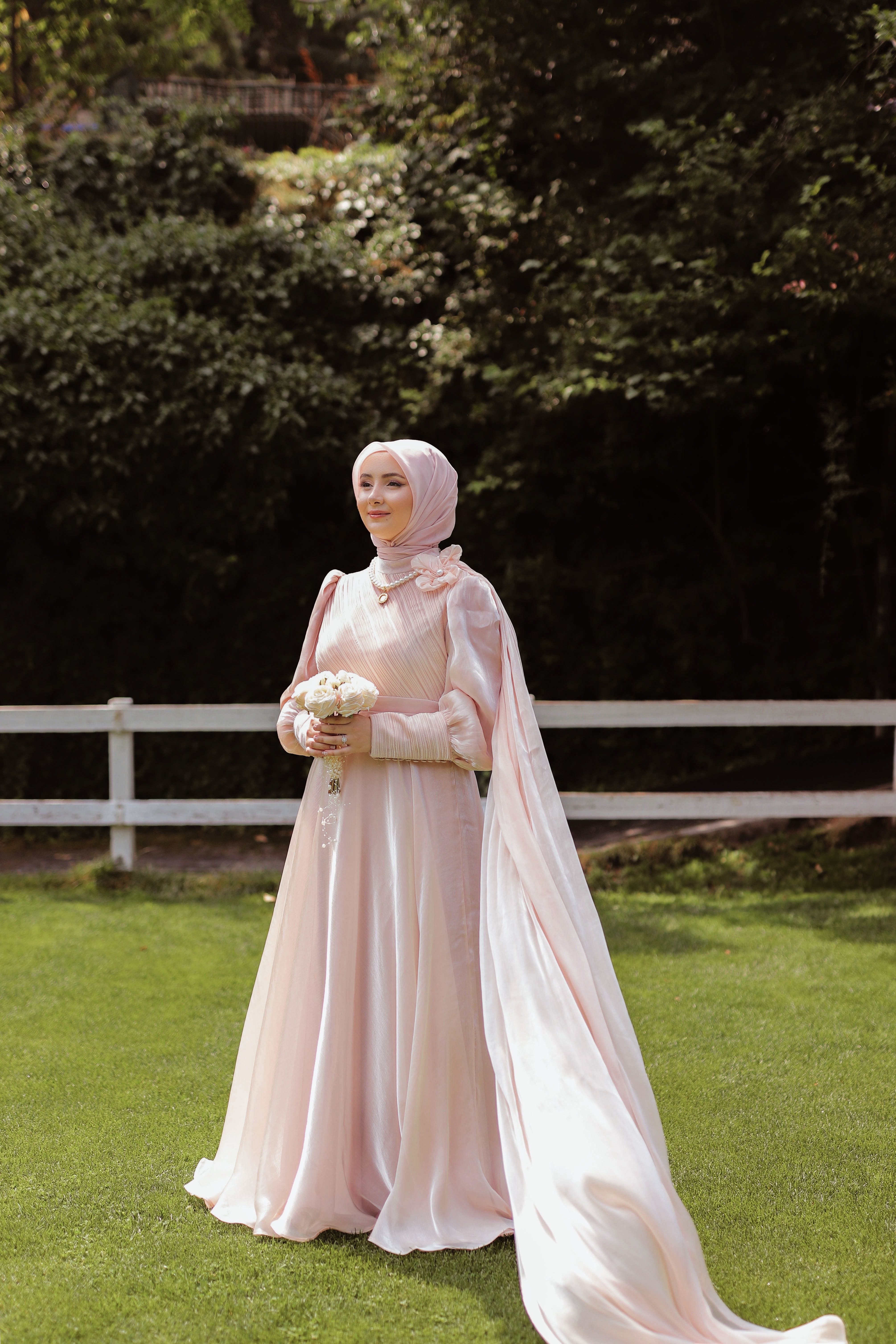 Une Mariée élégante En Hijab Et Robe Rose Pâle à L'extérieur · Photo ...