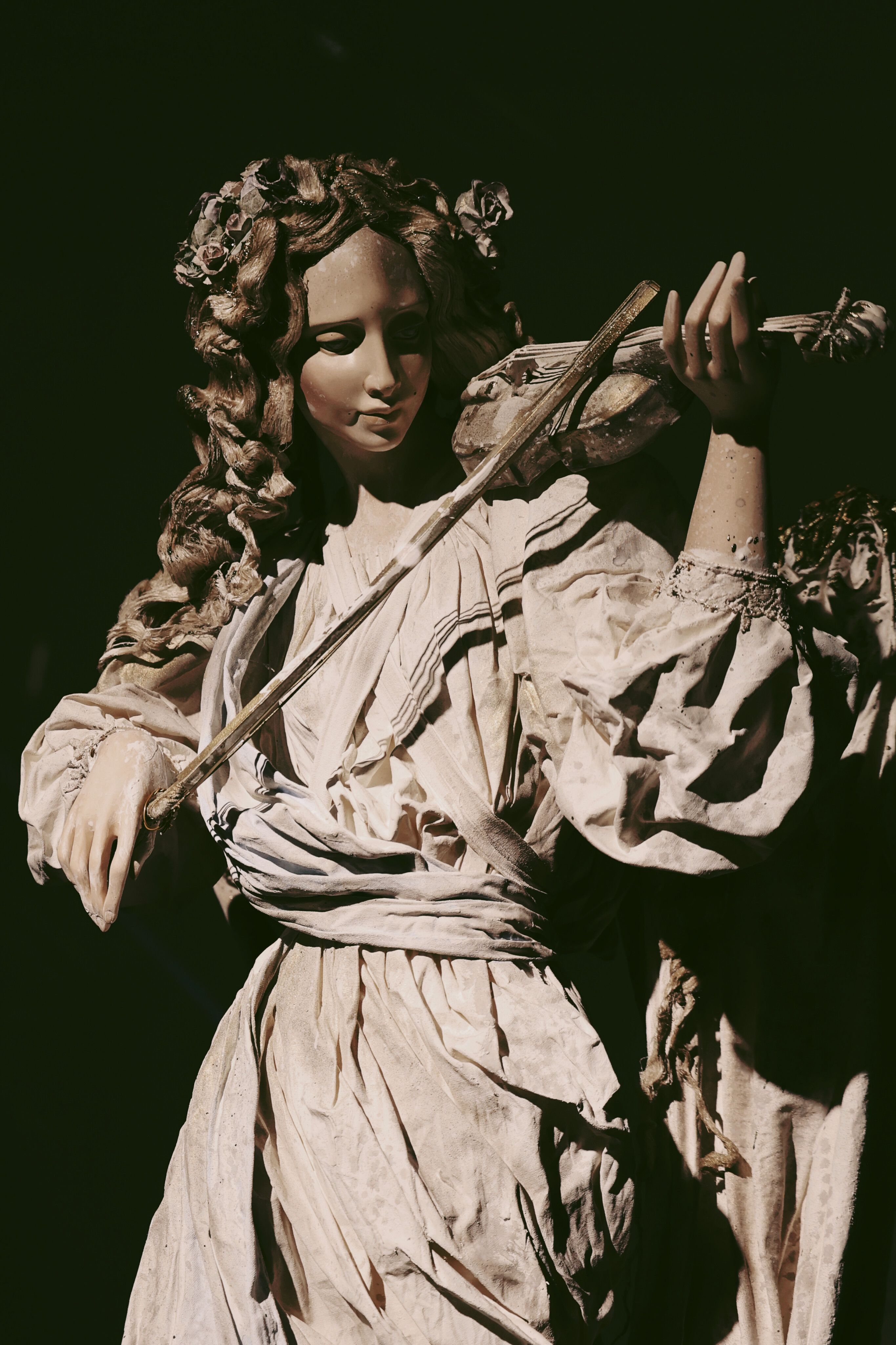 Elegant Violinist Sculpture in Dramatic Lighting · Free Stock Photo
