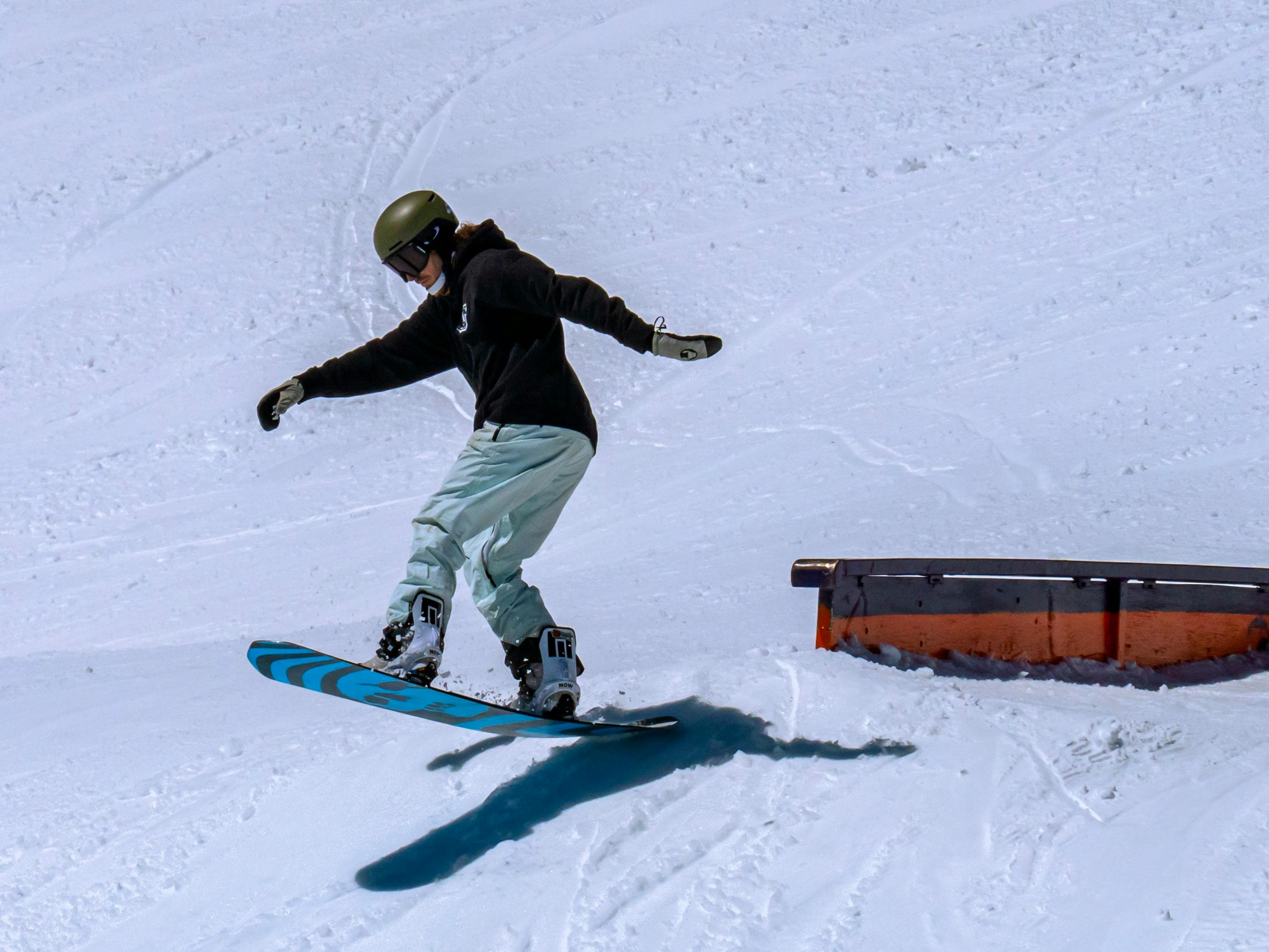 Dynamic Snowboarding Action in Pristine Snow · Free Stock Photo