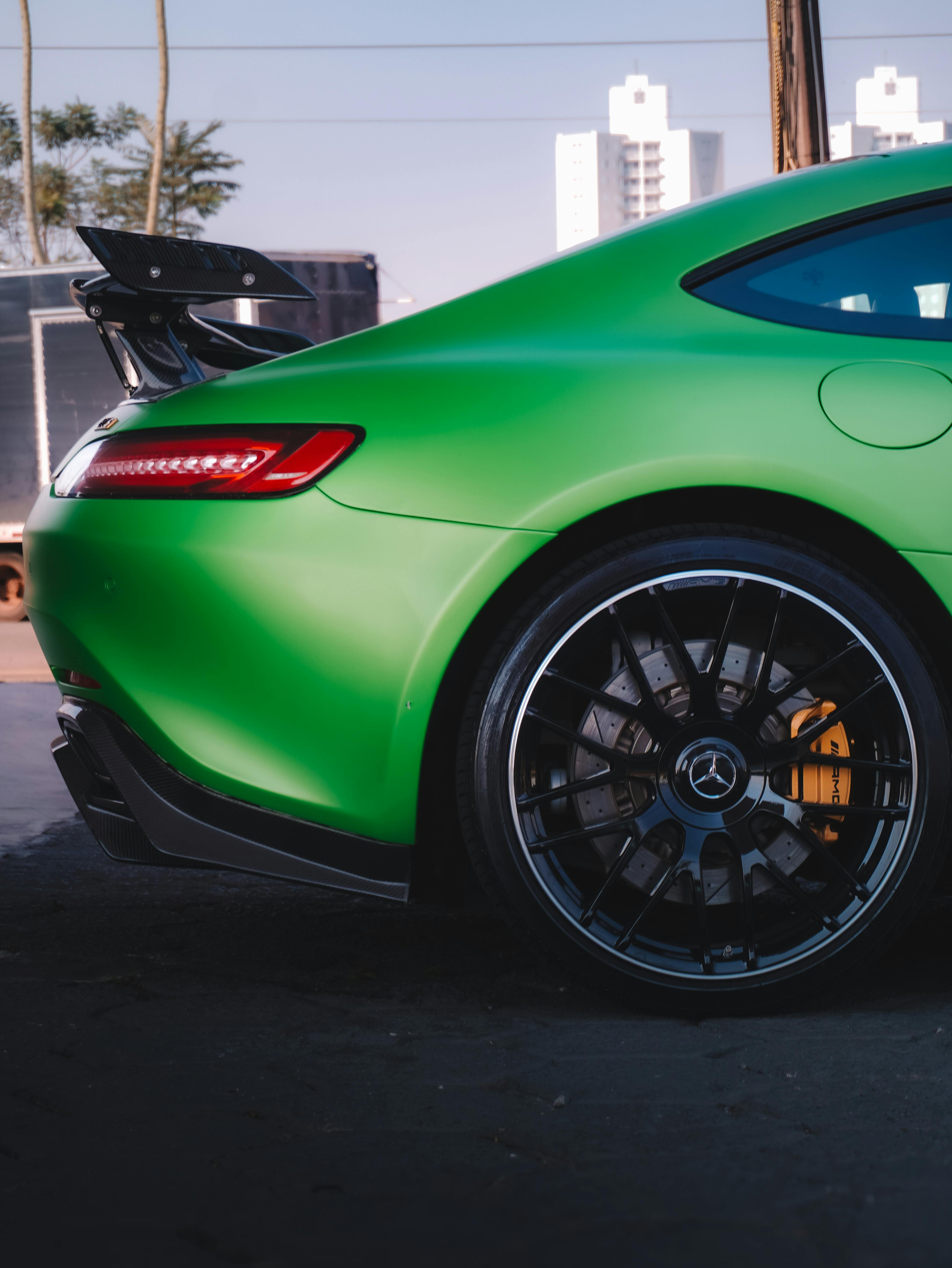 Vibrant Green High-Performance Sports Car · Free Stock Photo