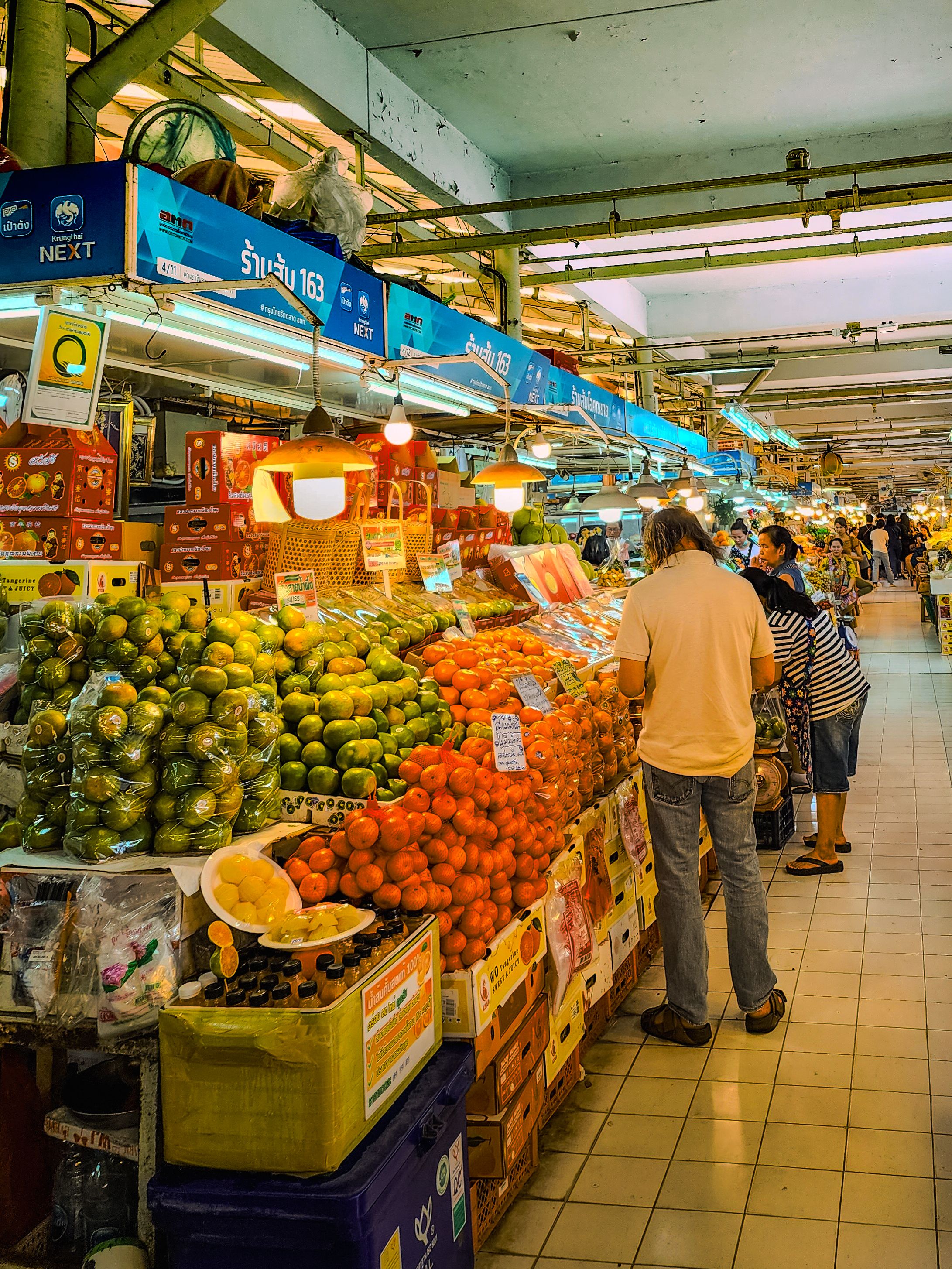 Vibrant Thai Market Scene in Bangkok · Free Stock Photo