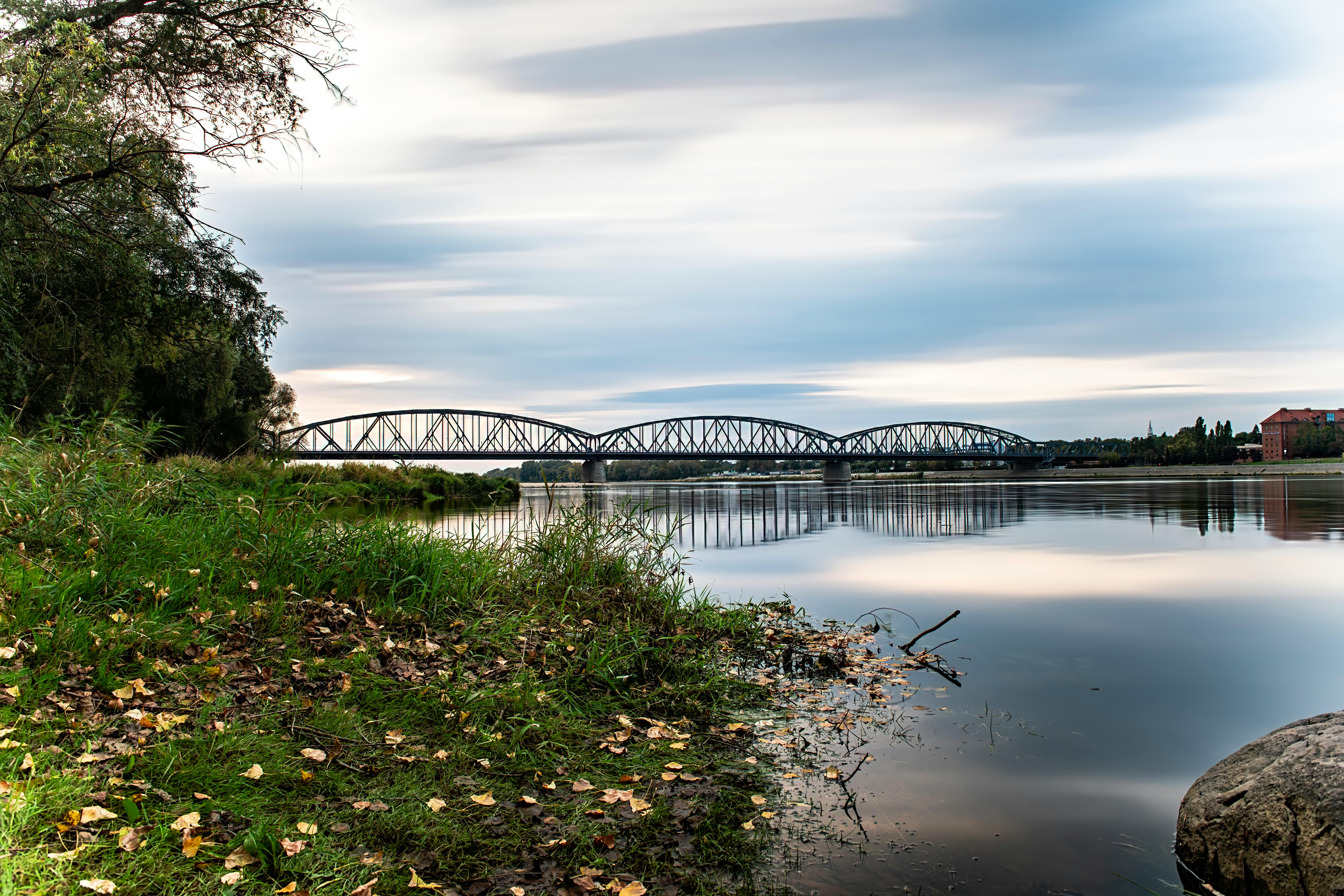 Vista Panorámica Del Puente Sobre El Río En Calma Al Atardecer · Foto ...