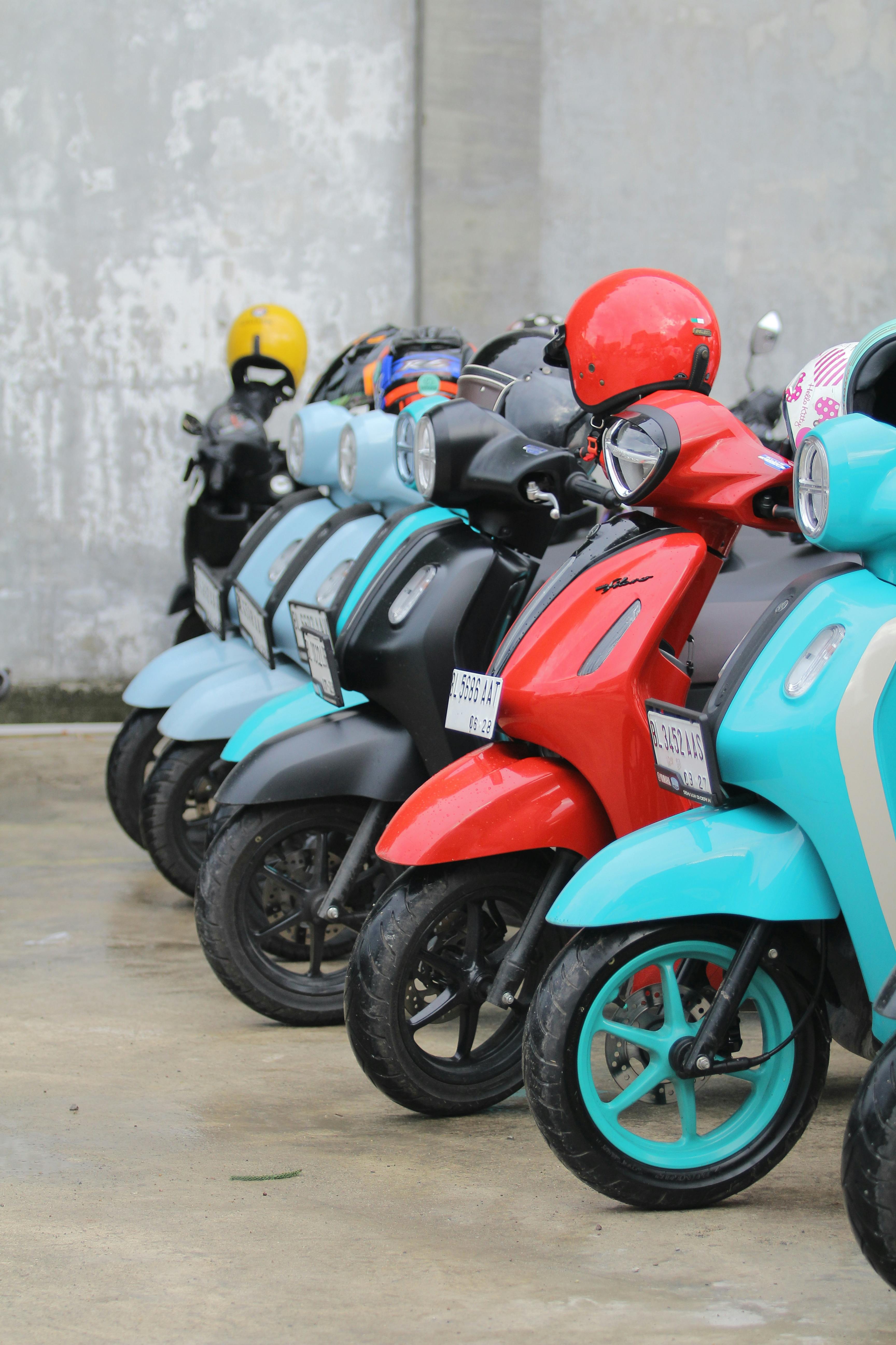 Skuter Motor Warna Warni Berjajar Di Luar Ruangan · Foto Stok Gratis