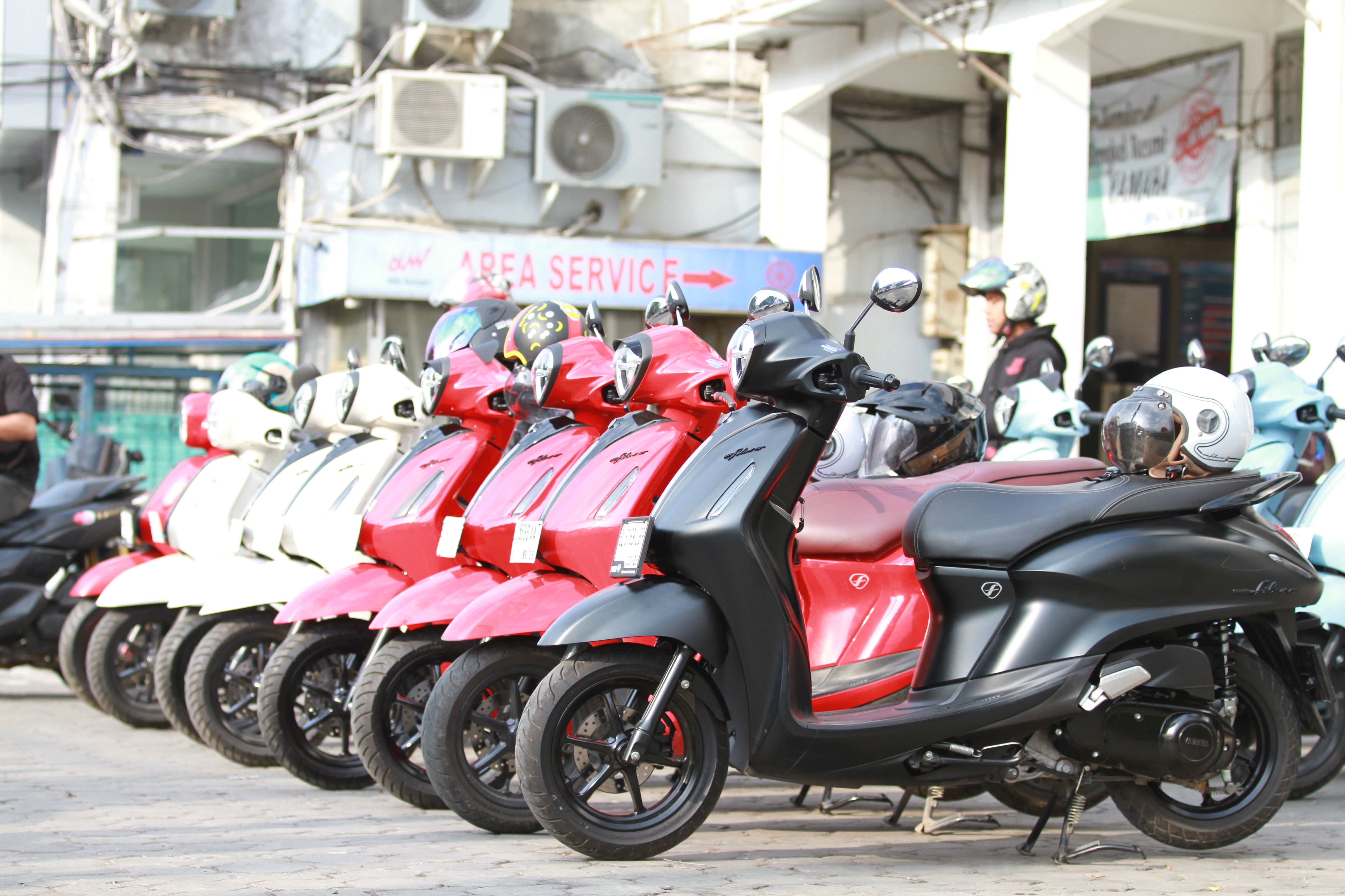 Fila De Scooters Modernos A La Venta Al Aire Libre · Foto de stock gratuita