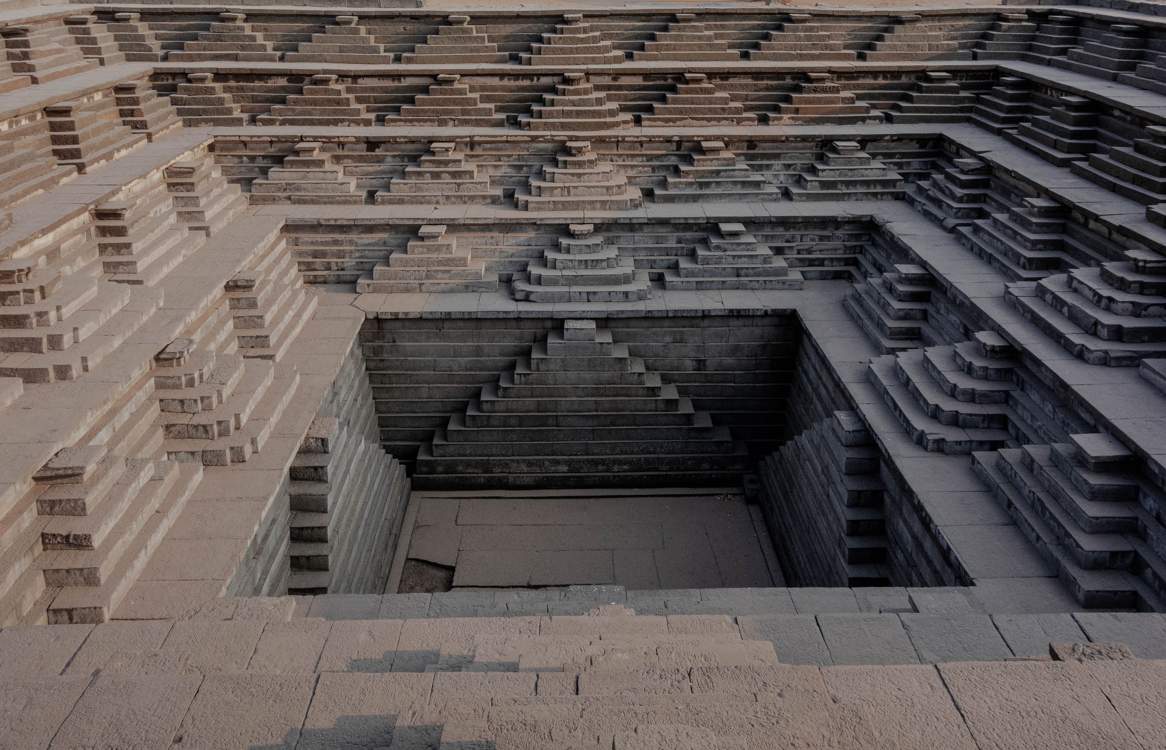 Arquitectura De Pozos Escalonados Antiguos En Hampi, India · Foto de ...