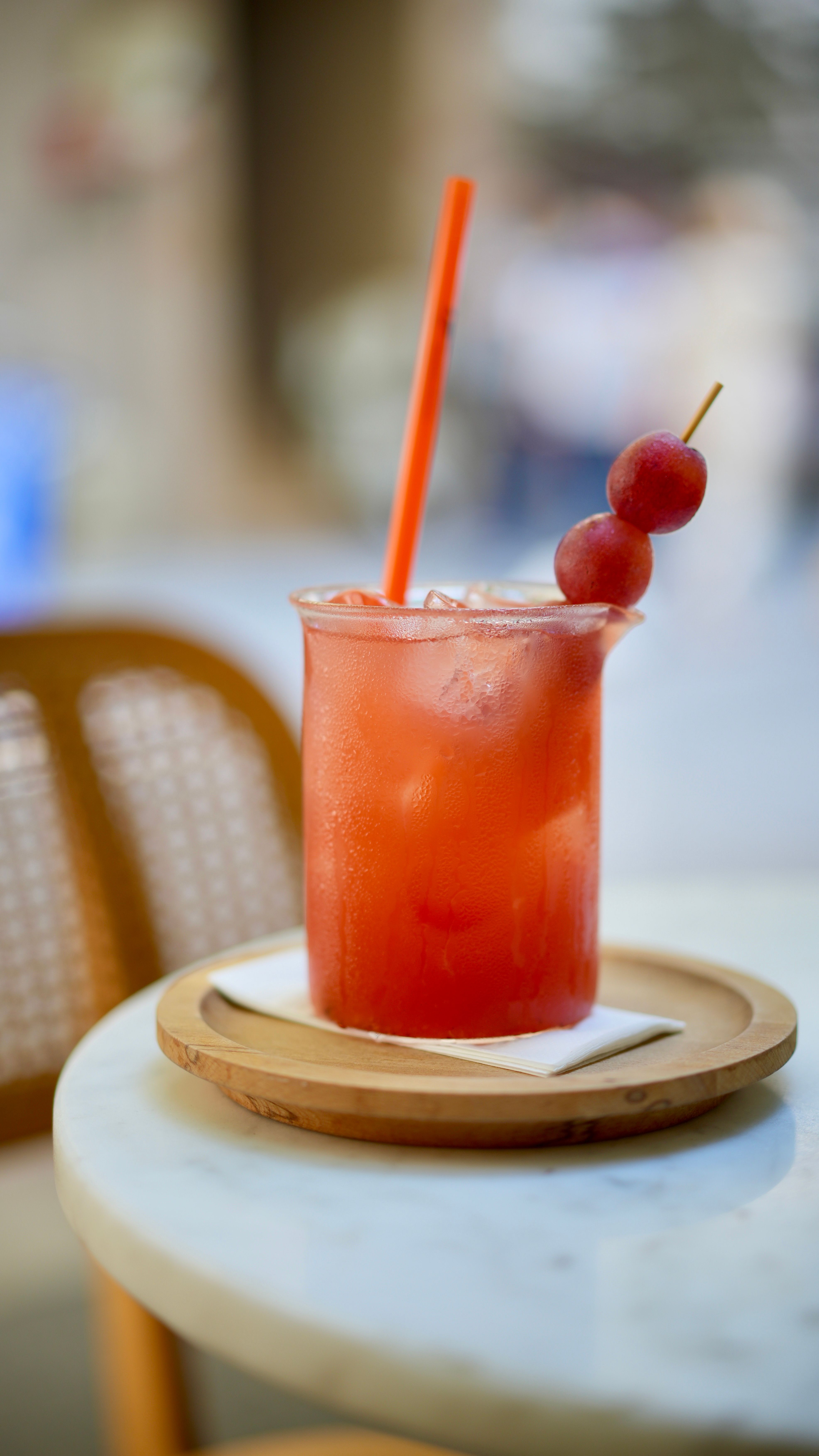 Bebida Refrescante De Color Rojo En Una Mesa De Café En Estambul · Foto ...