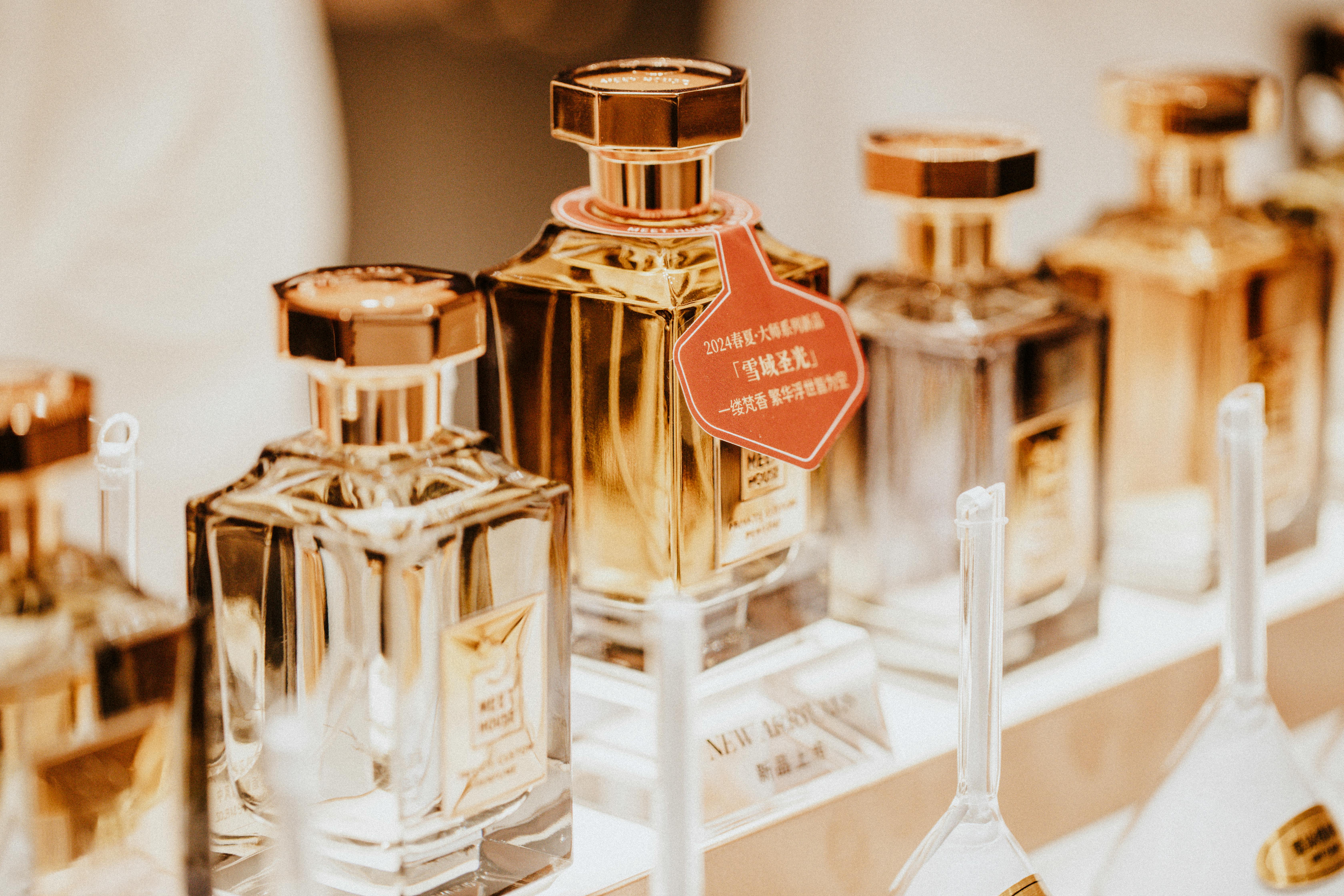 Flacons De Parfum Luxueux Exposés Avec élégance · Photo gratuite