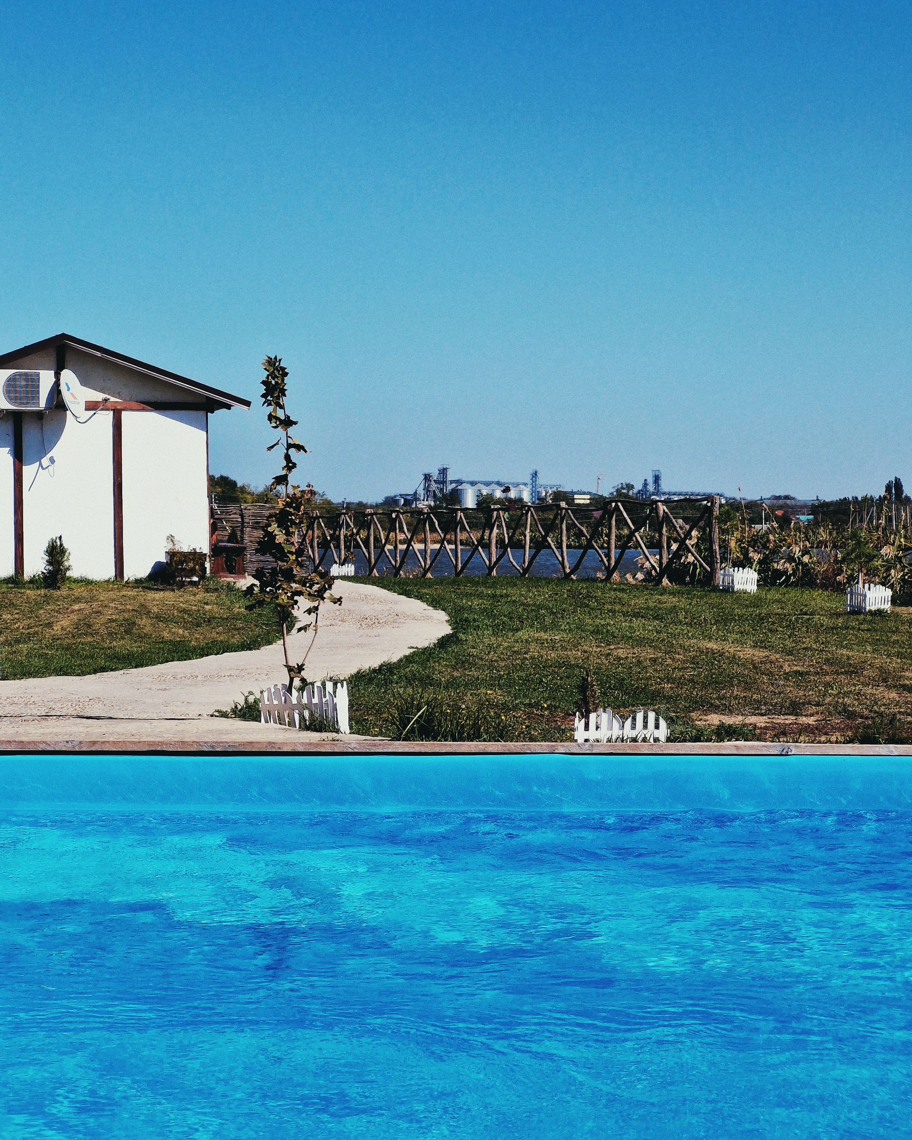 Tranquil Poolside Cottage with Scenic Views · Free Stock Photo