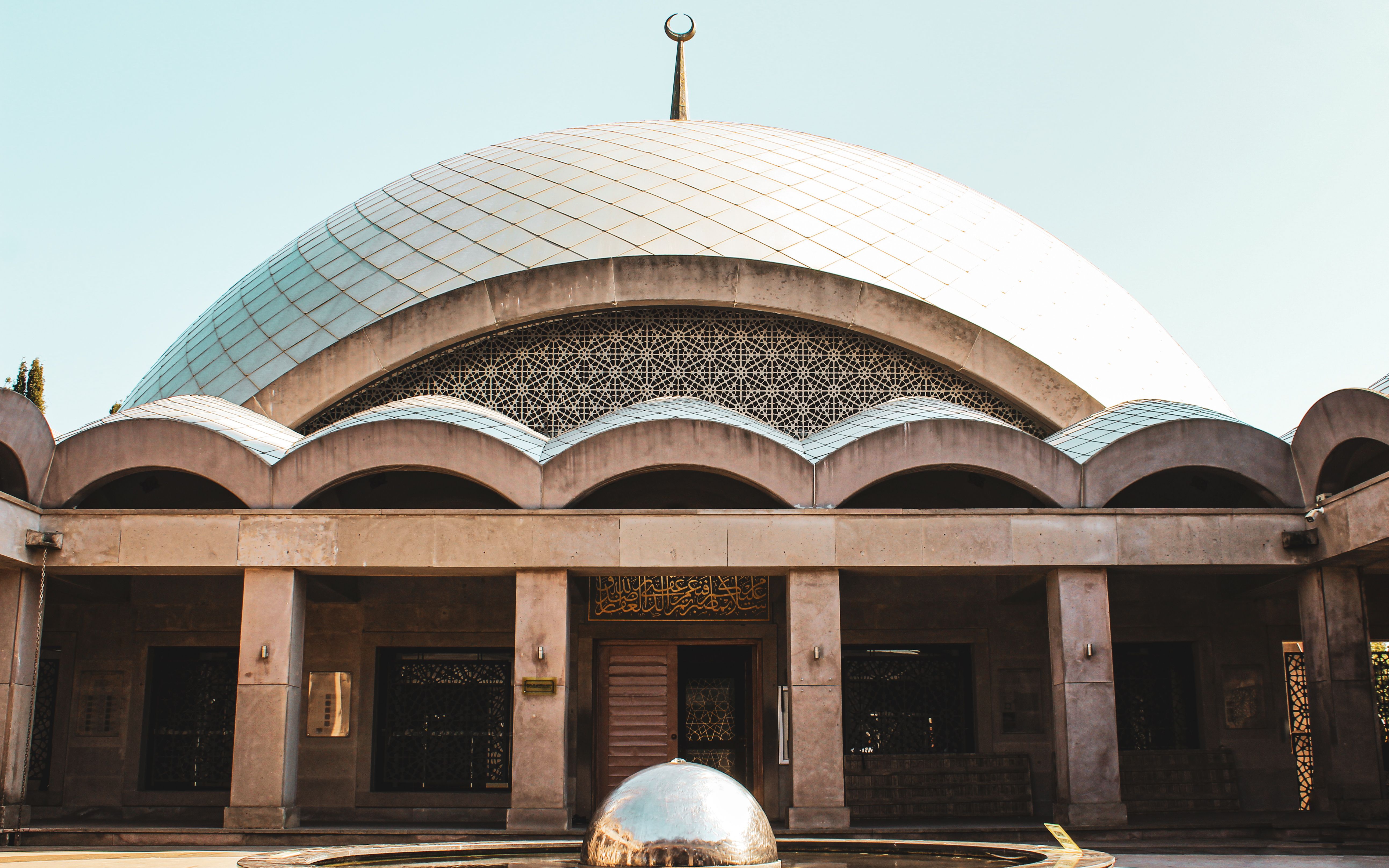 Modern Mosque Architecture in Daylight · Free Stock Photo