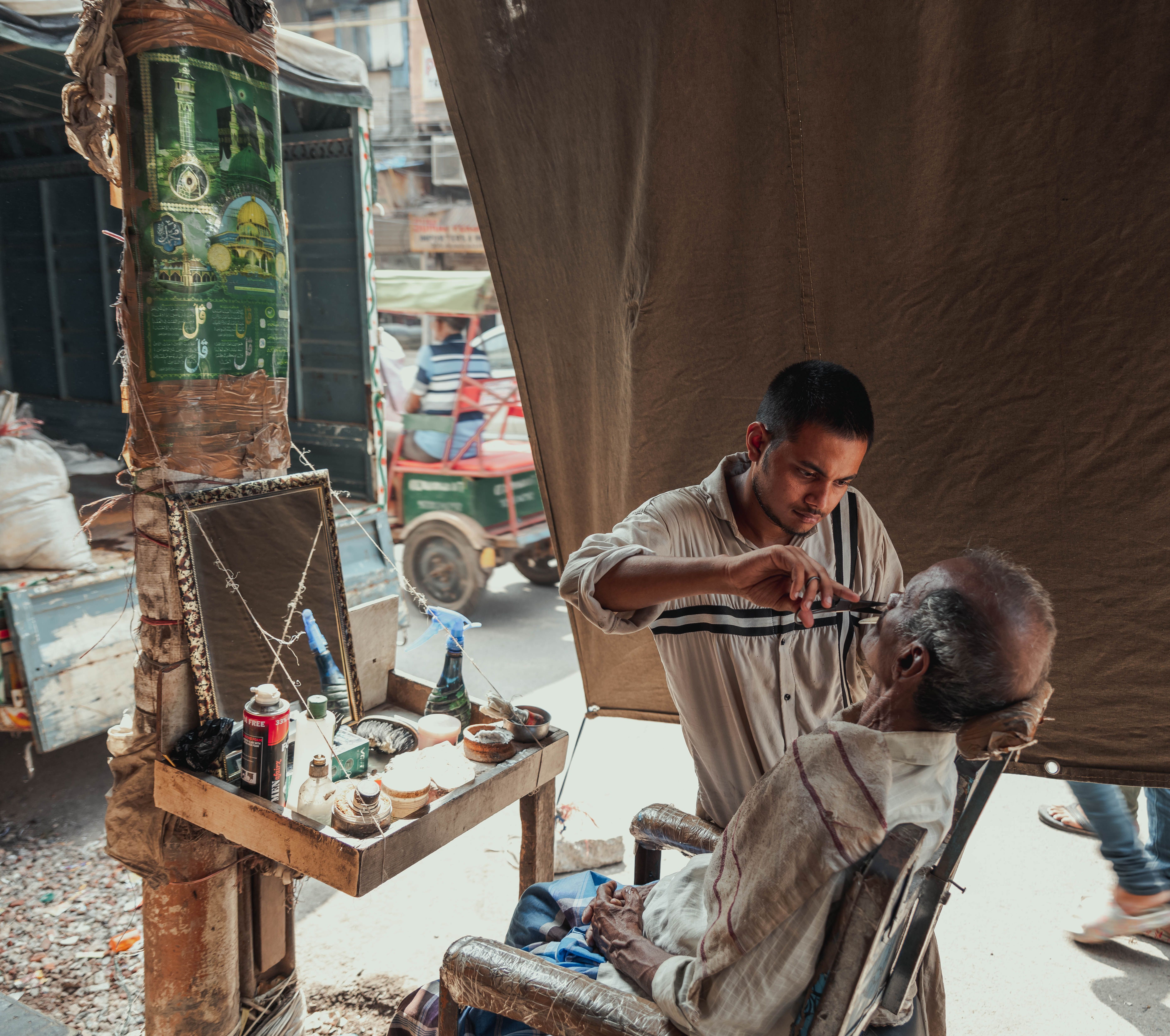 Street Barber Shop in Delhi's Lively Market · Free Stock Photo