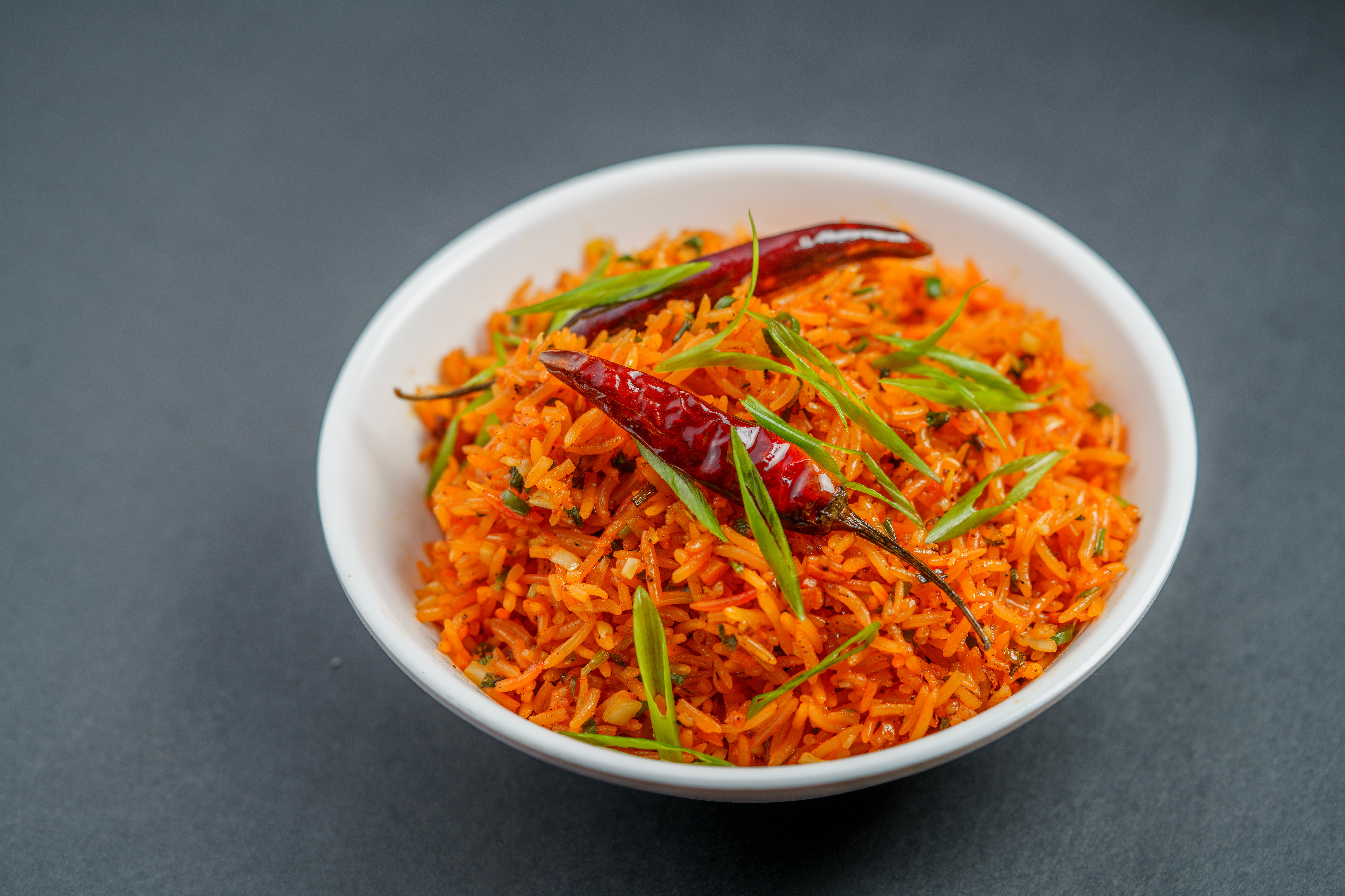 Plato De Arroz Indio Picante Con Chiles Rojos · Foto de stock gratuita