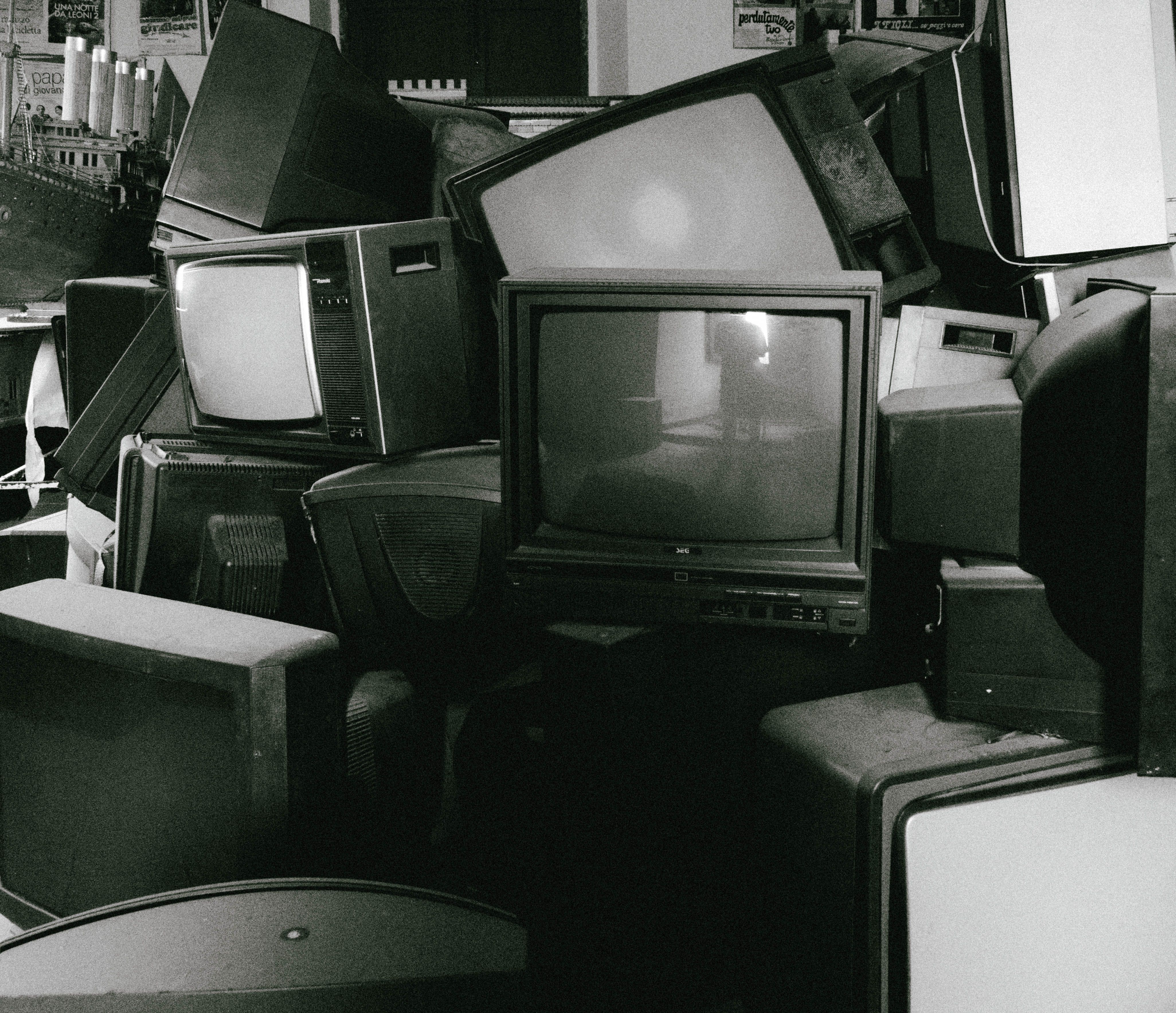 Televisores Antiguos Apilados En Una Escena Nostálgica · Foto de stock ...
