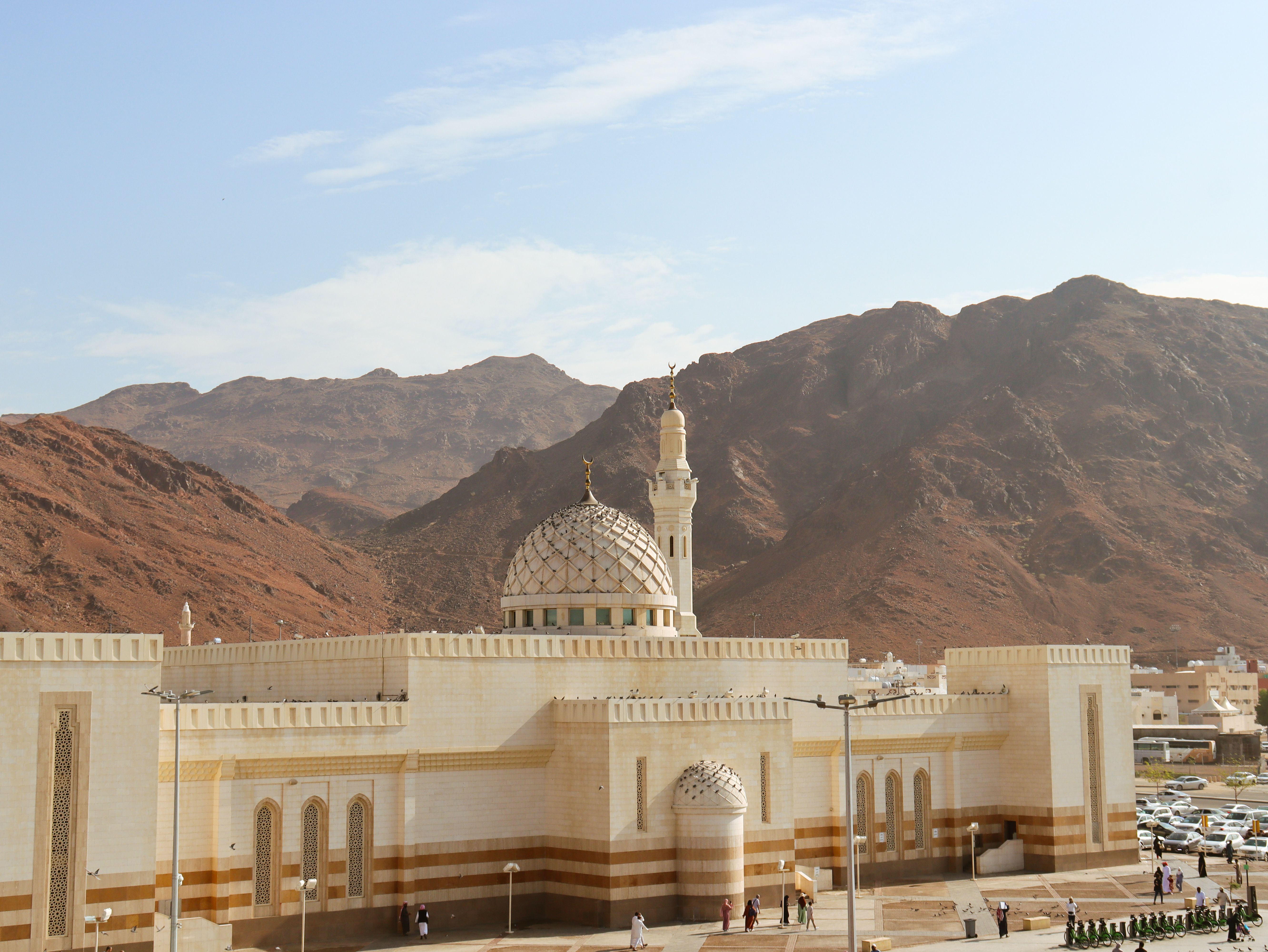 Beautiful Mosque with Mountain View in Medina · Free Stock Photo