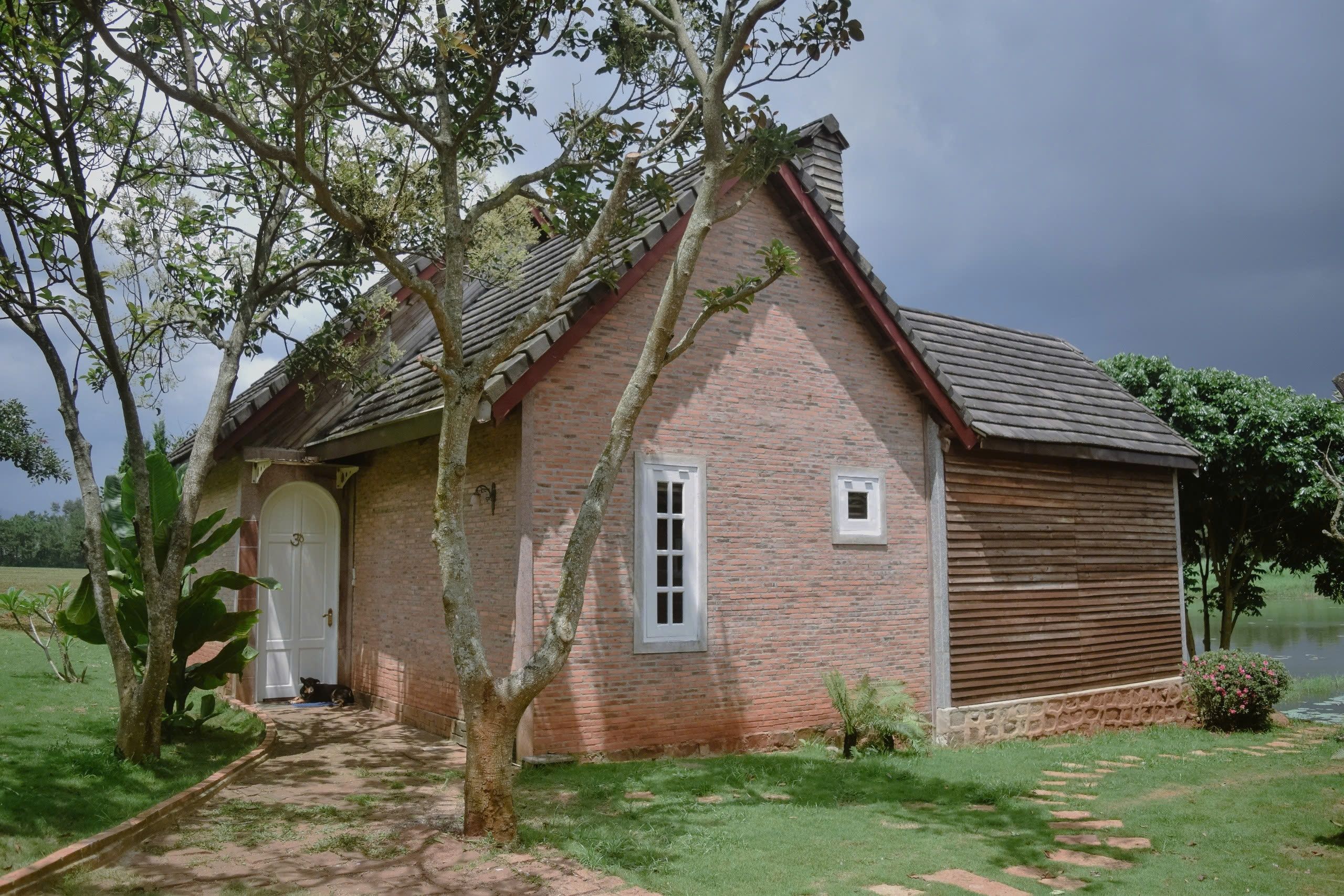 Charming Rustic Brick Cottage in Scenic Nature · Free Stock Photo