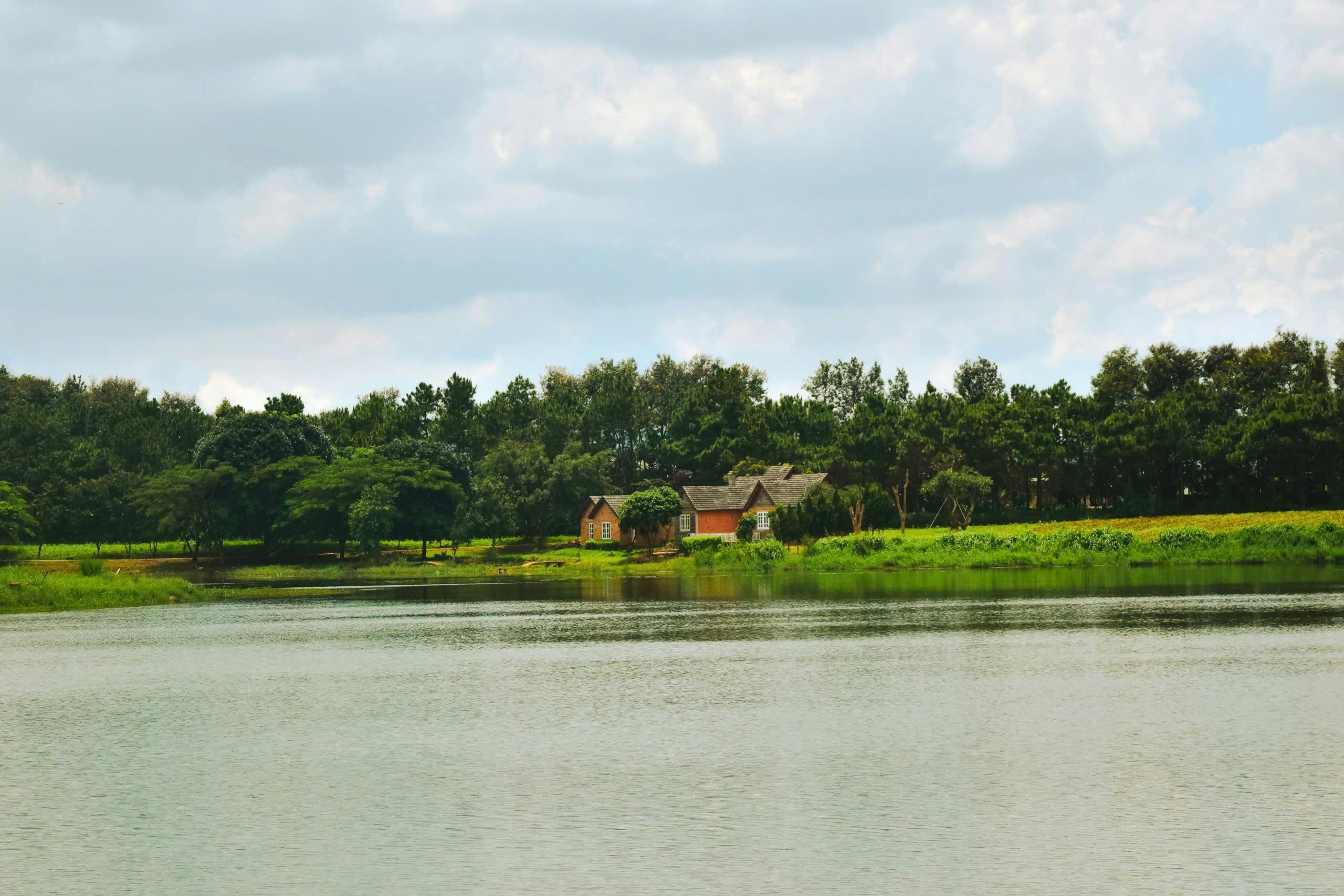 Tranquil Lakeside View with Charming Cottage · Free Stock Photo