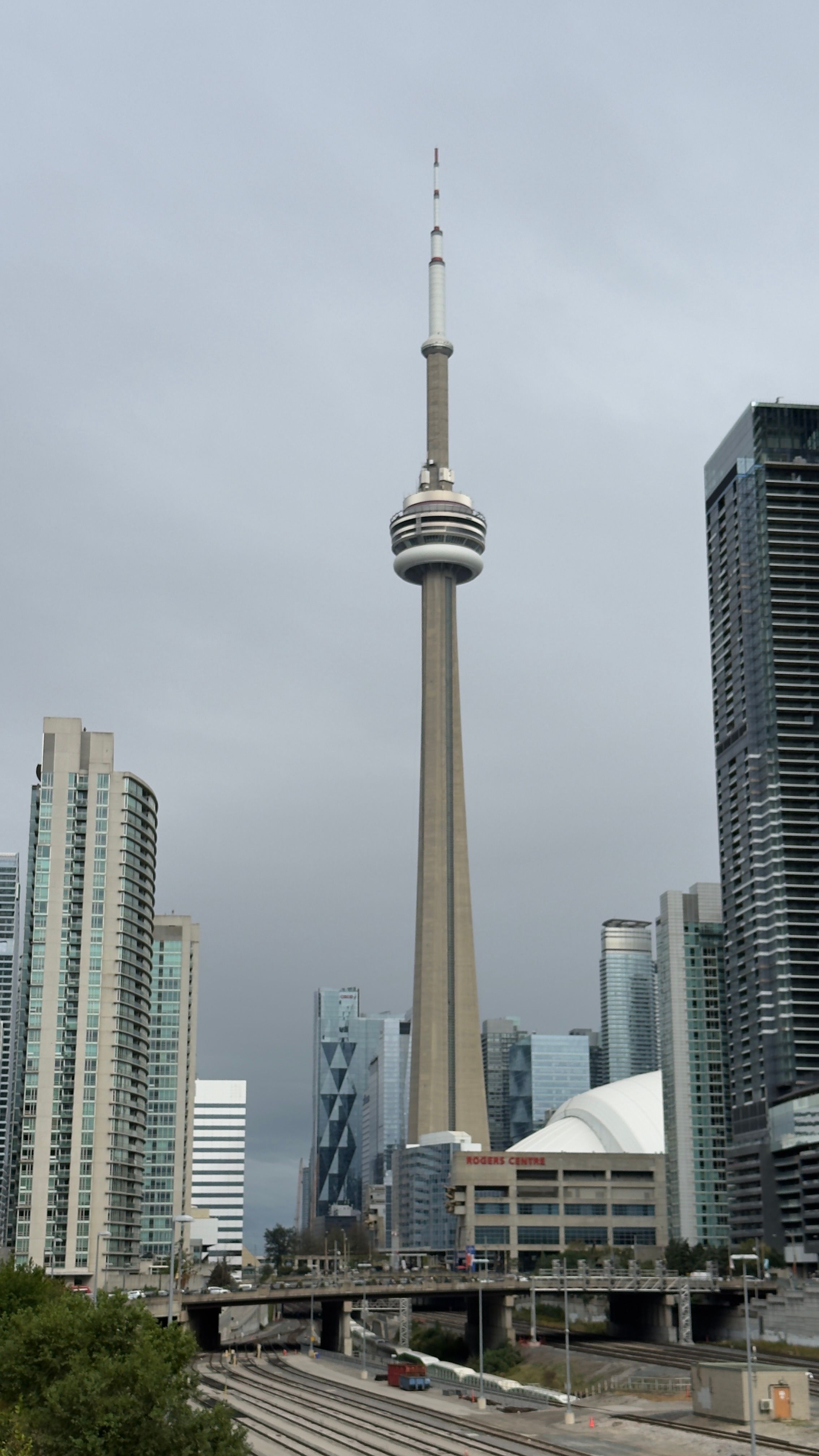 Romantic Couple Overlooking Toronto Skyline · Free Stock Photo