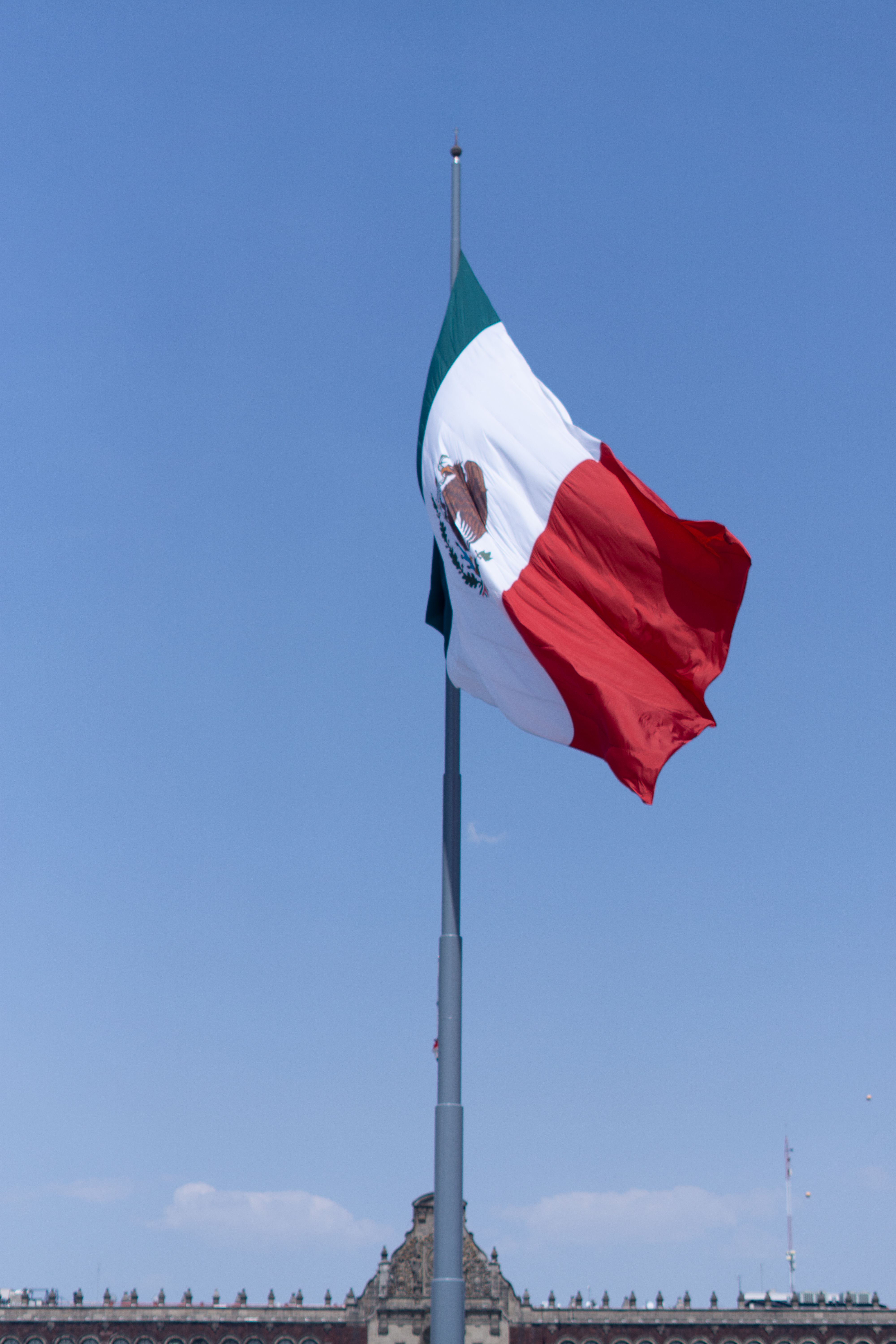 Majestuosa Bandera Mexicana En El Zócalo De La Ciudad De México · Foto ...