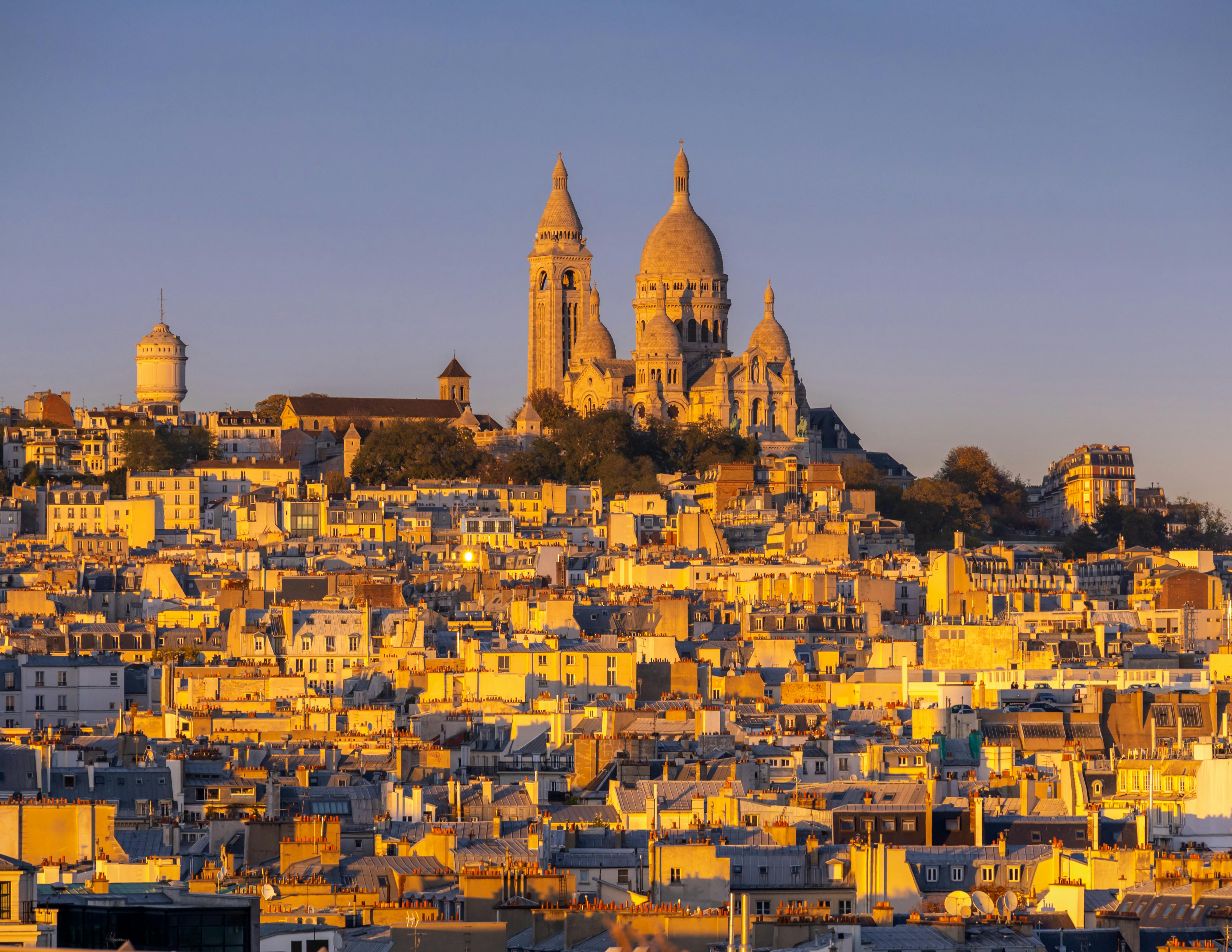 Golden Sunset over Sacré-Cœur Basilica, Paris · Free Stock Photo