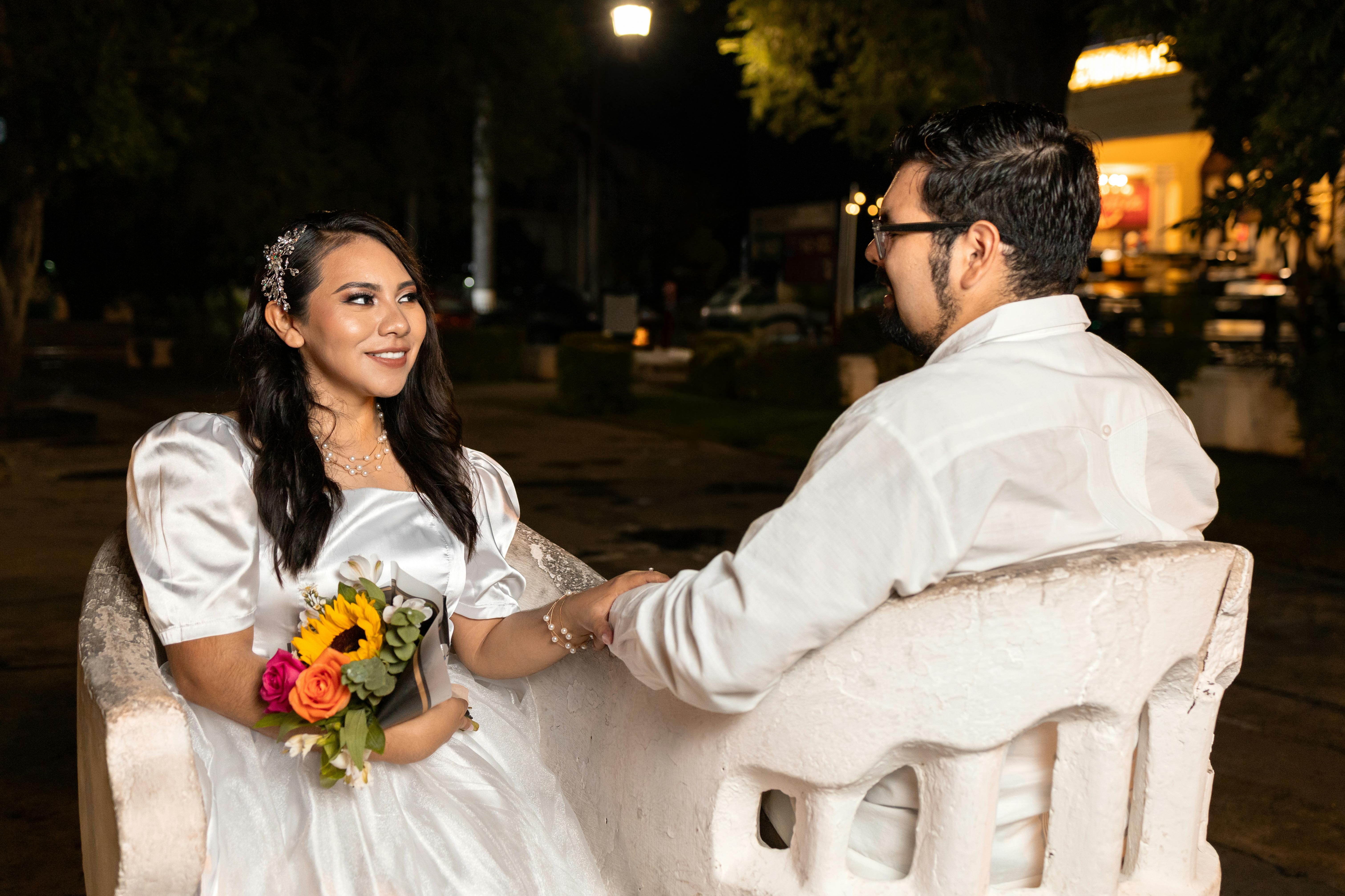 Romantic Couple in Mérida at Night · Free Stock Photo