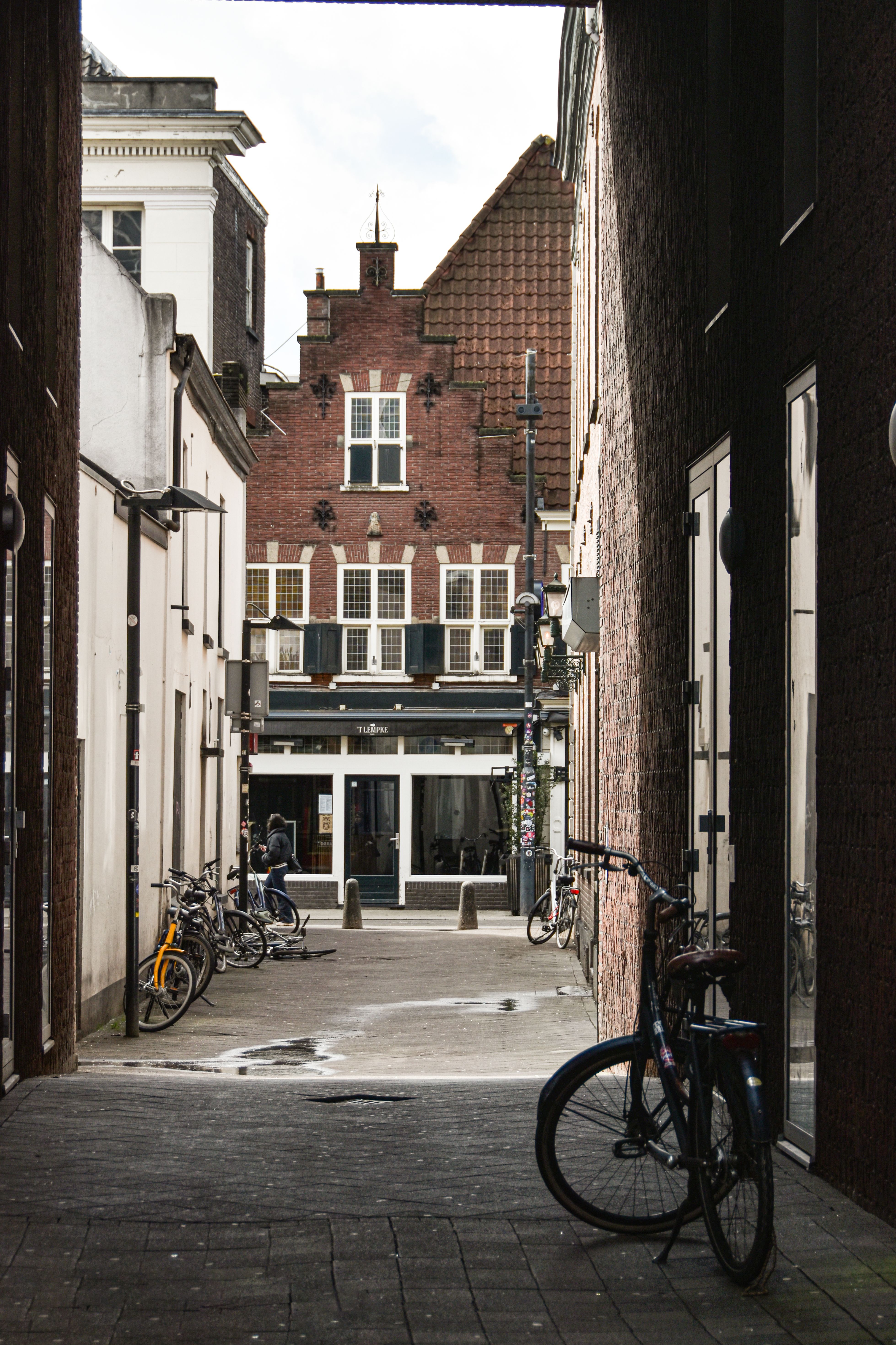 Charming Narrow Alley in European City Scene · Free Stock Photo