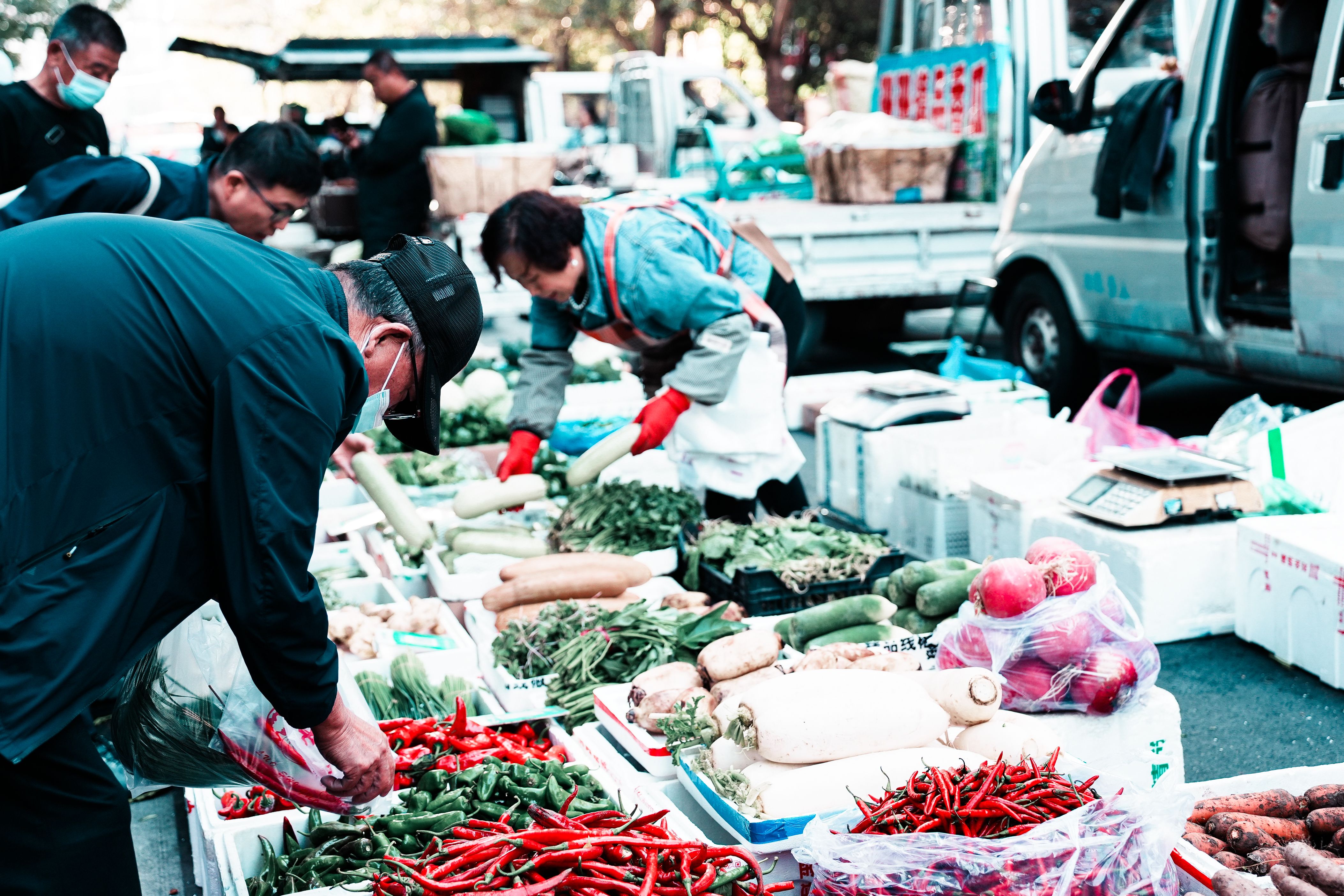 Busy Outdoor Market with Fresh Vegetables · Free Stock Photo