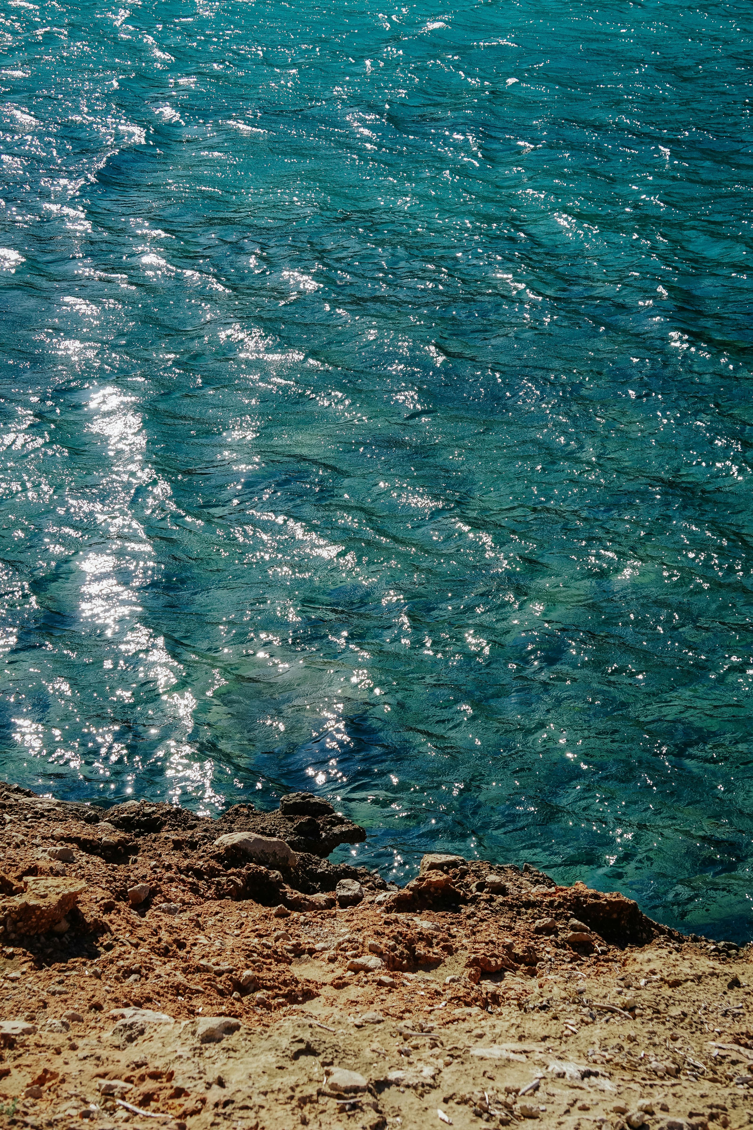 Mar Turquesa Cristalino A Lo Largo De Una Costa Rocosa · Foto de stock ...