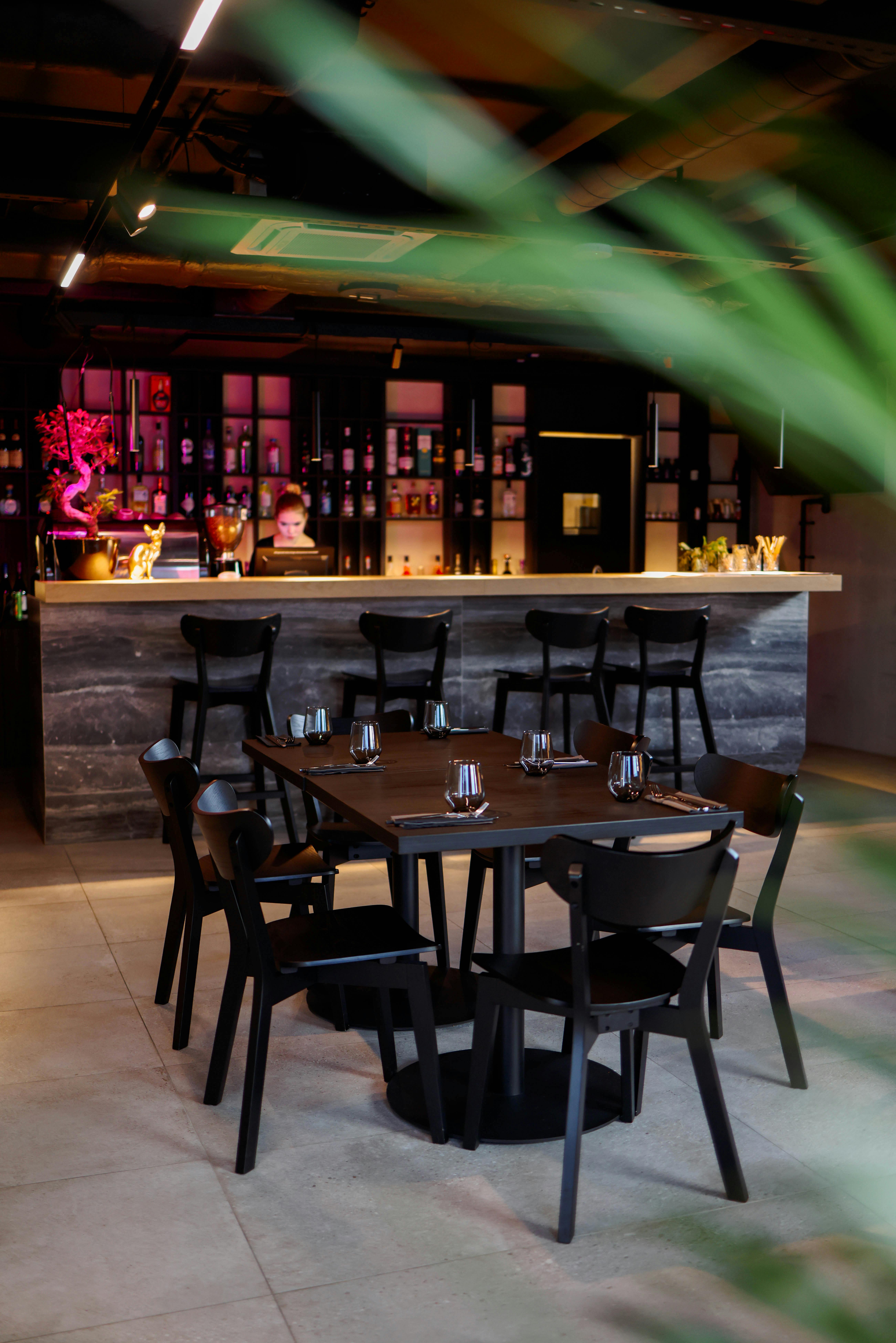 Modern Restaurant Interior with Bar and Dining Area · Free Stock Photo