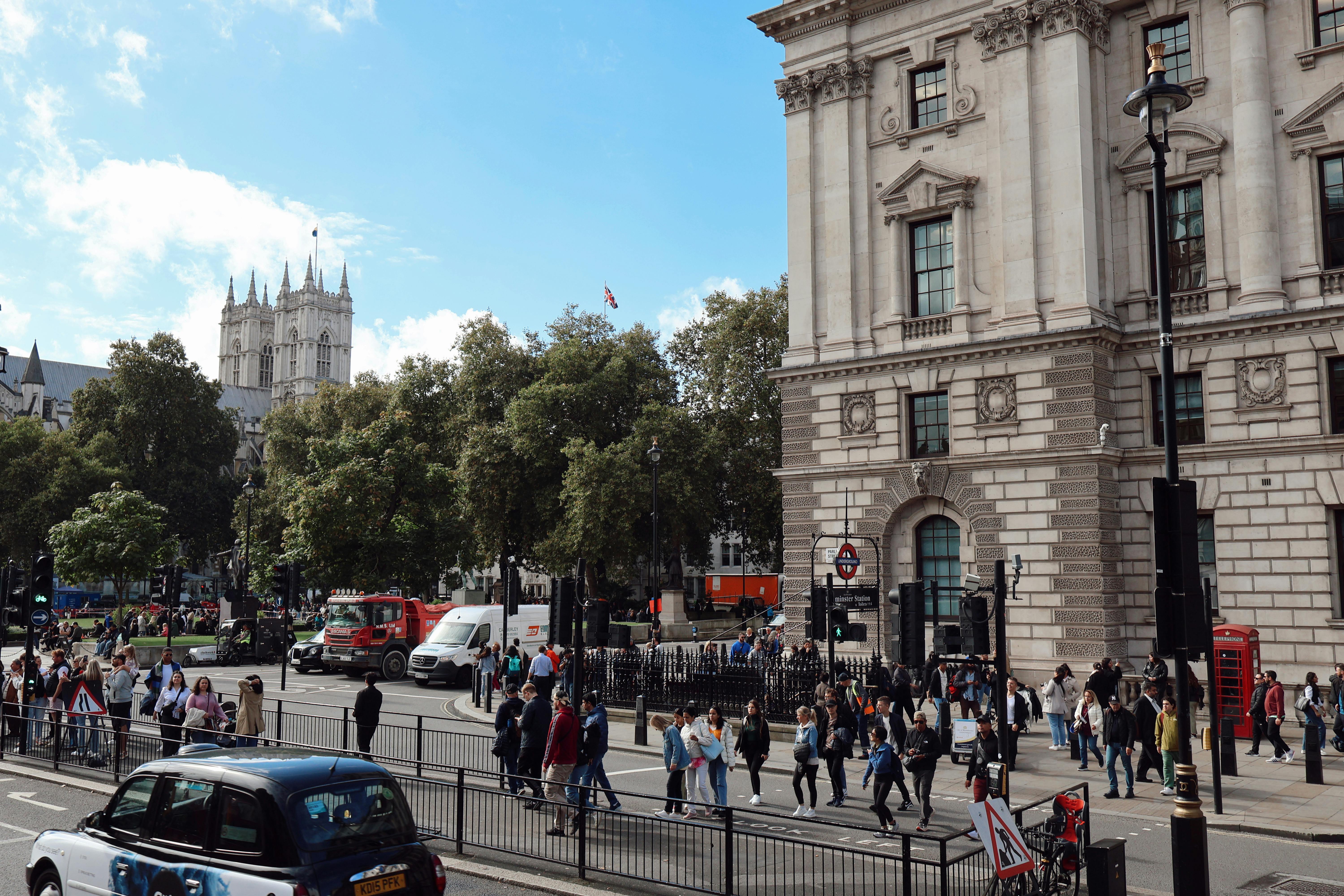 Busy London street near Westminster Abbey · Free Stock Photo