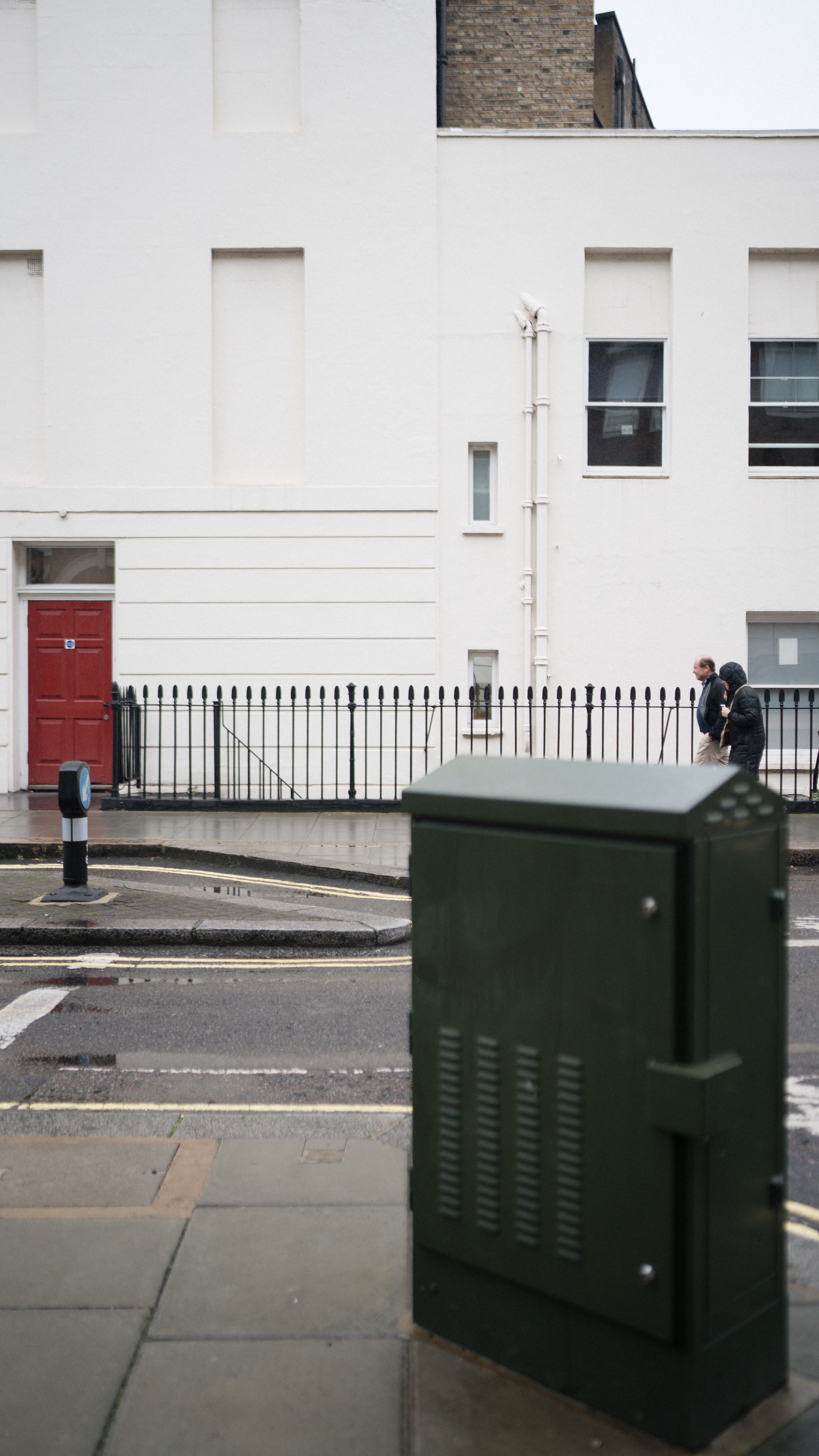 Urban Street Scene with Modern Architecture · Free Stock Photo