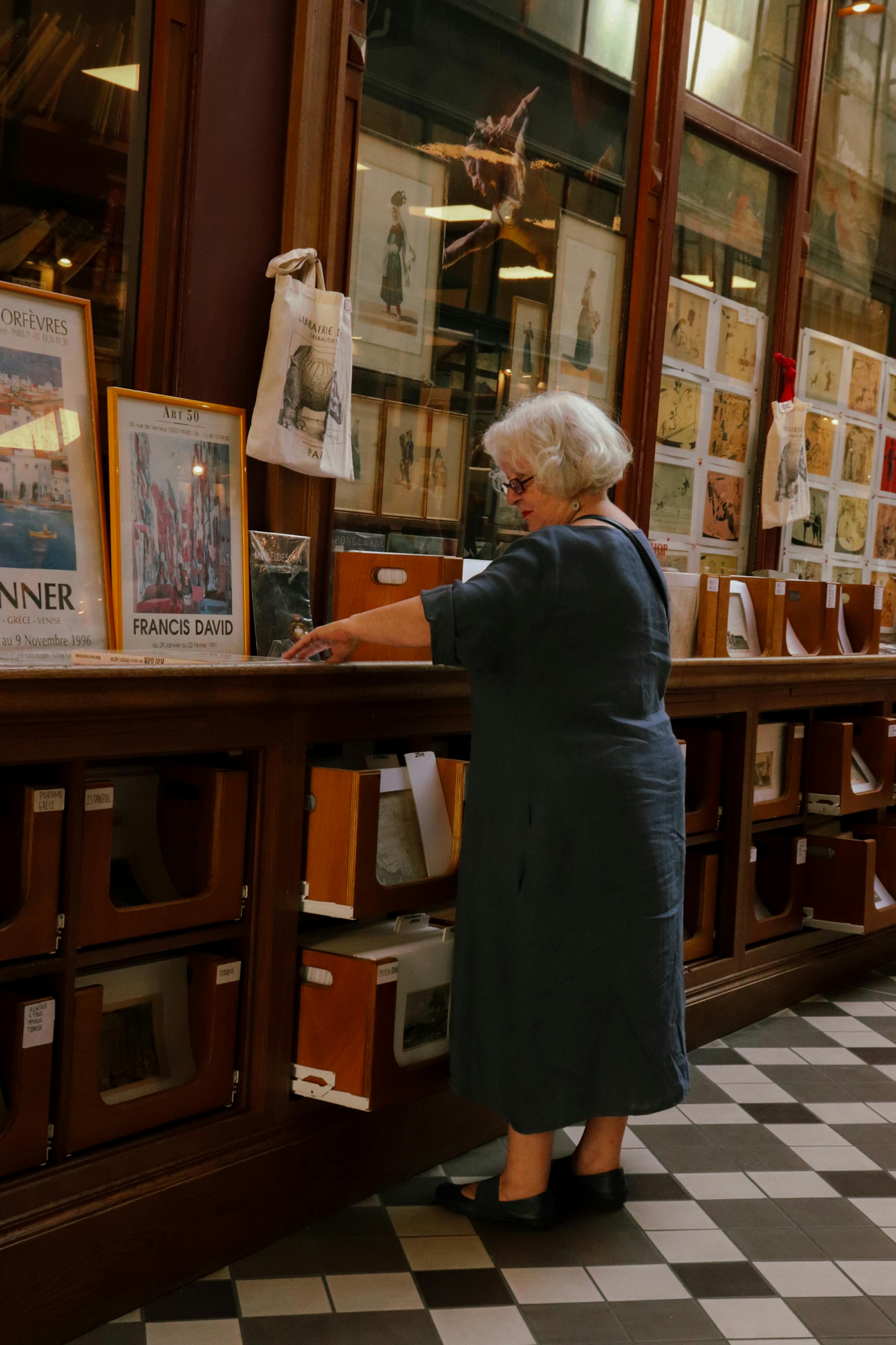 Charming Bookstore in Paris with Vintage Decor · Free Stock Photo