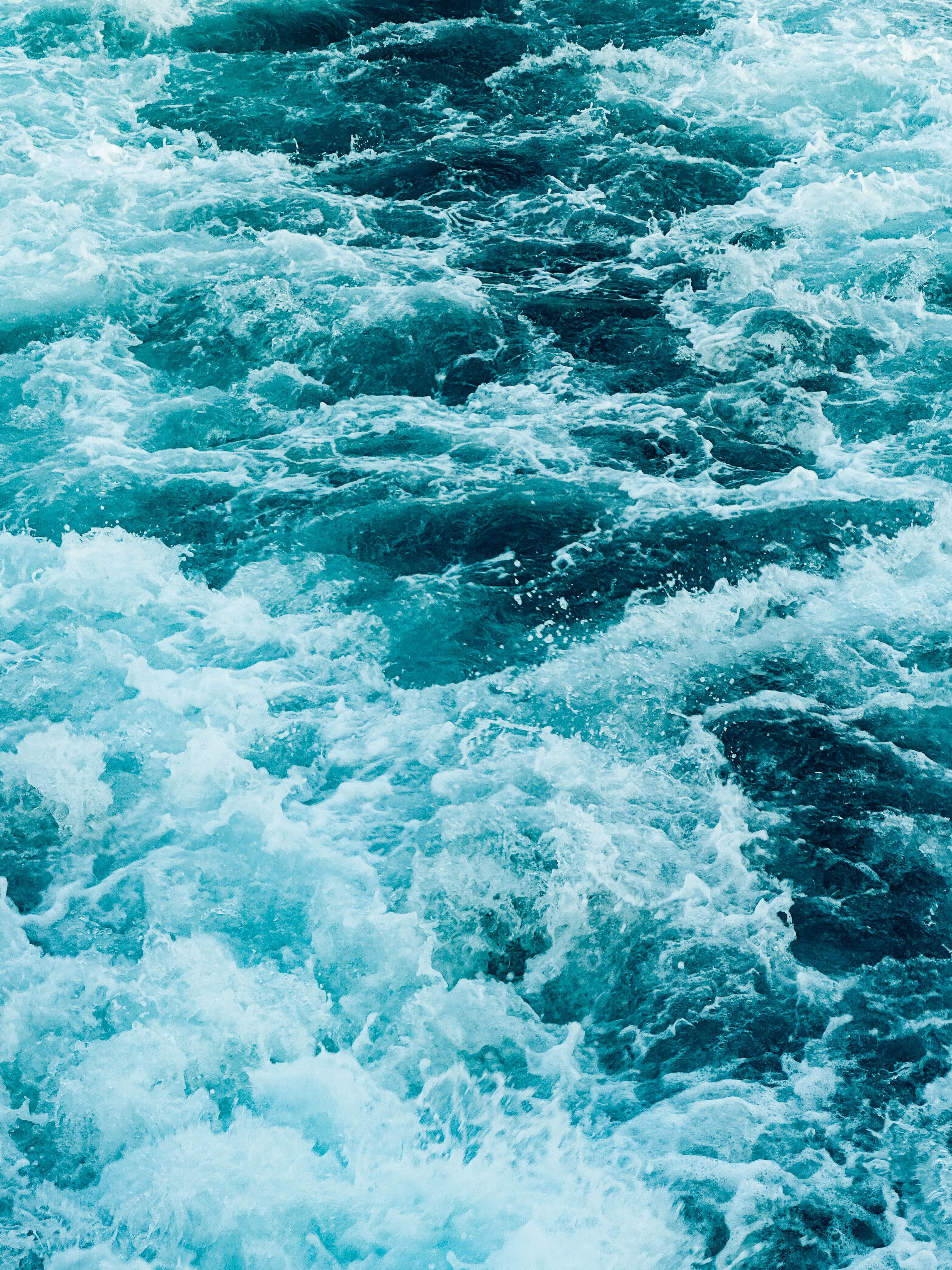 Dynamic Ocean Waves Crashing with Aqua Tones · Free Stock Photo