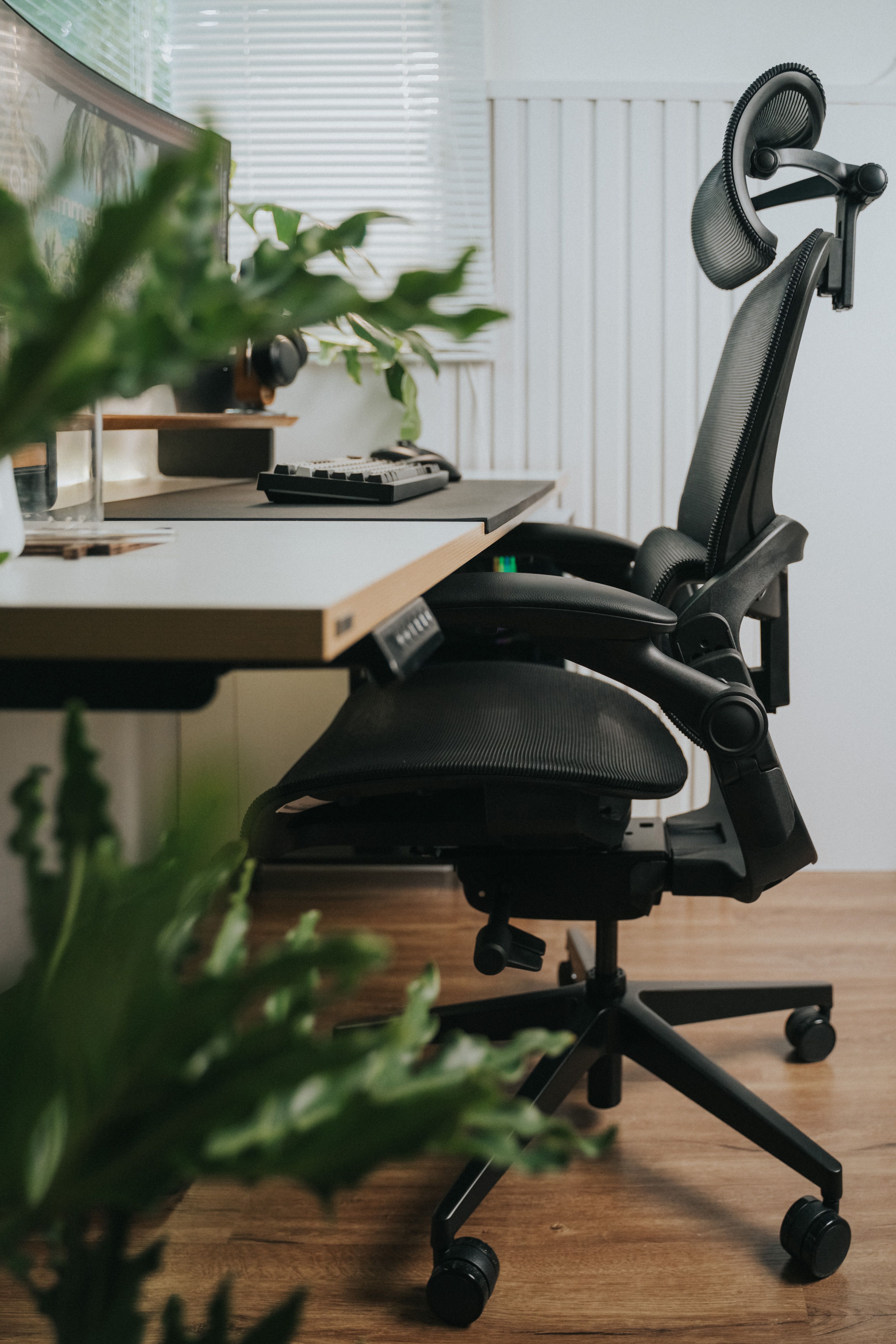 Modern Office Setup with Ergonomic Chair and Desk · Free Stock Photo